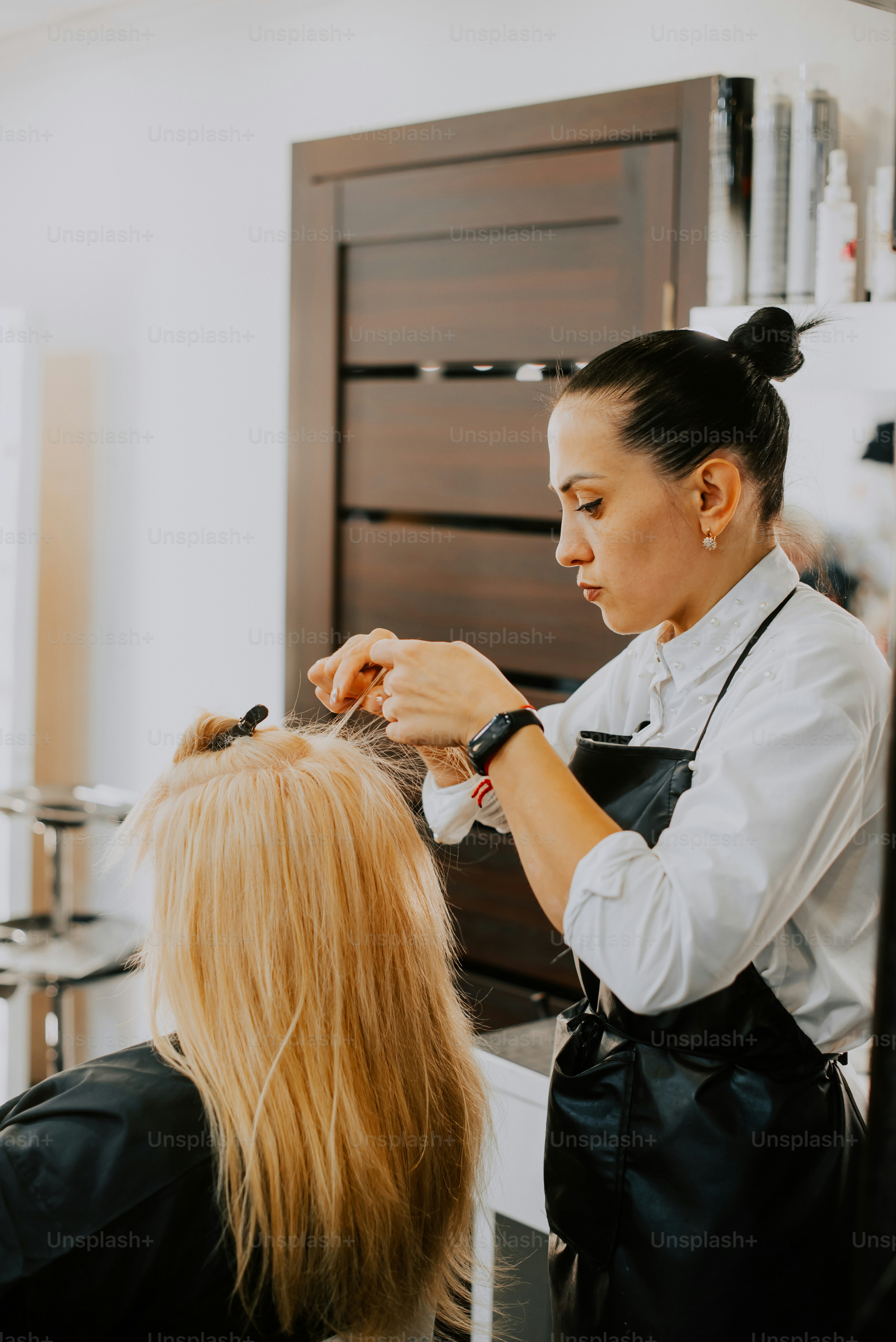 A person getting the hair done photo – Salon Image on Unsplash