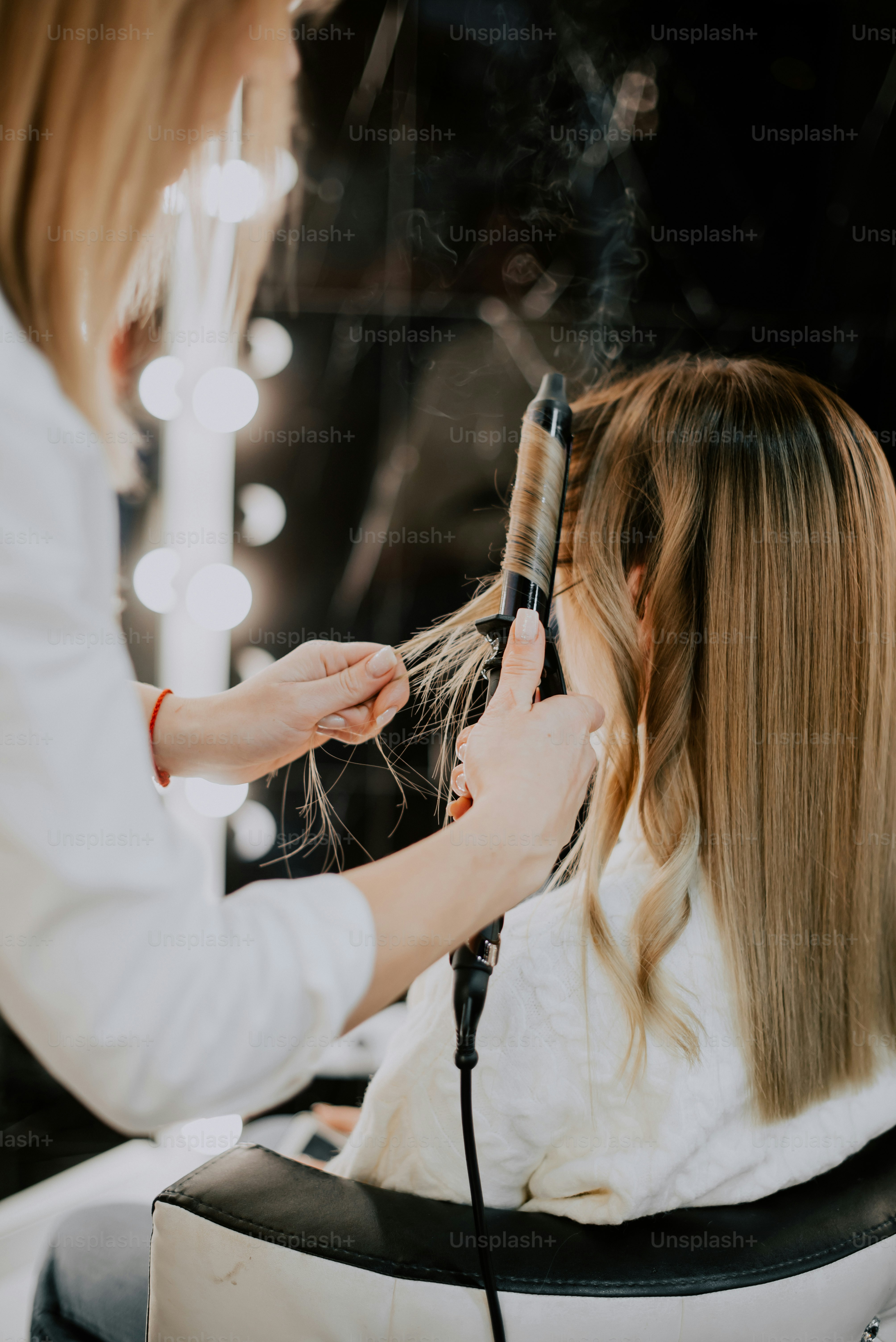 Une personne qui se fait coiffer photo – Coiffeur Photo sur Unsplash