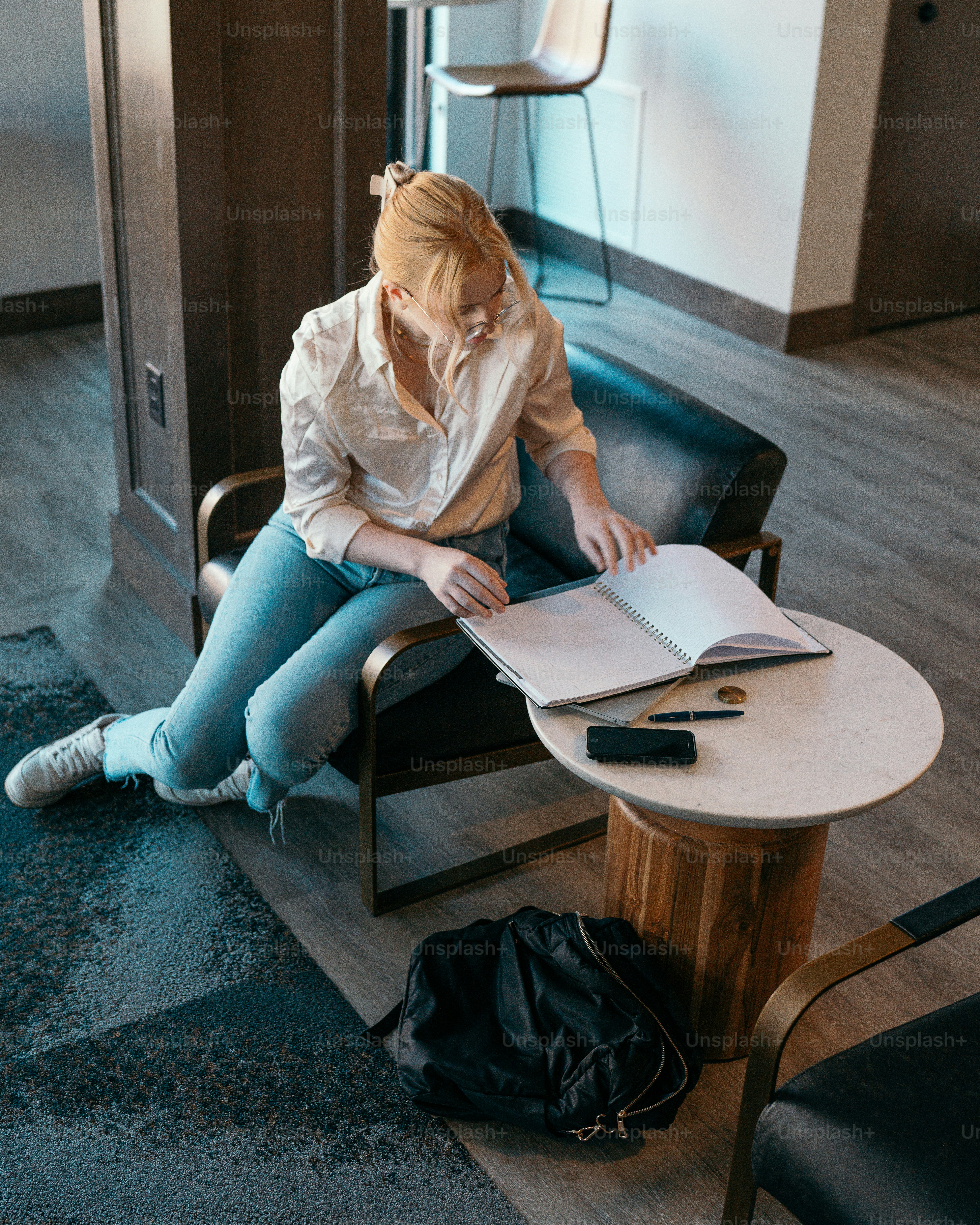 Une personne assise sur une chaise photo – Séance Photo sur Unsplash