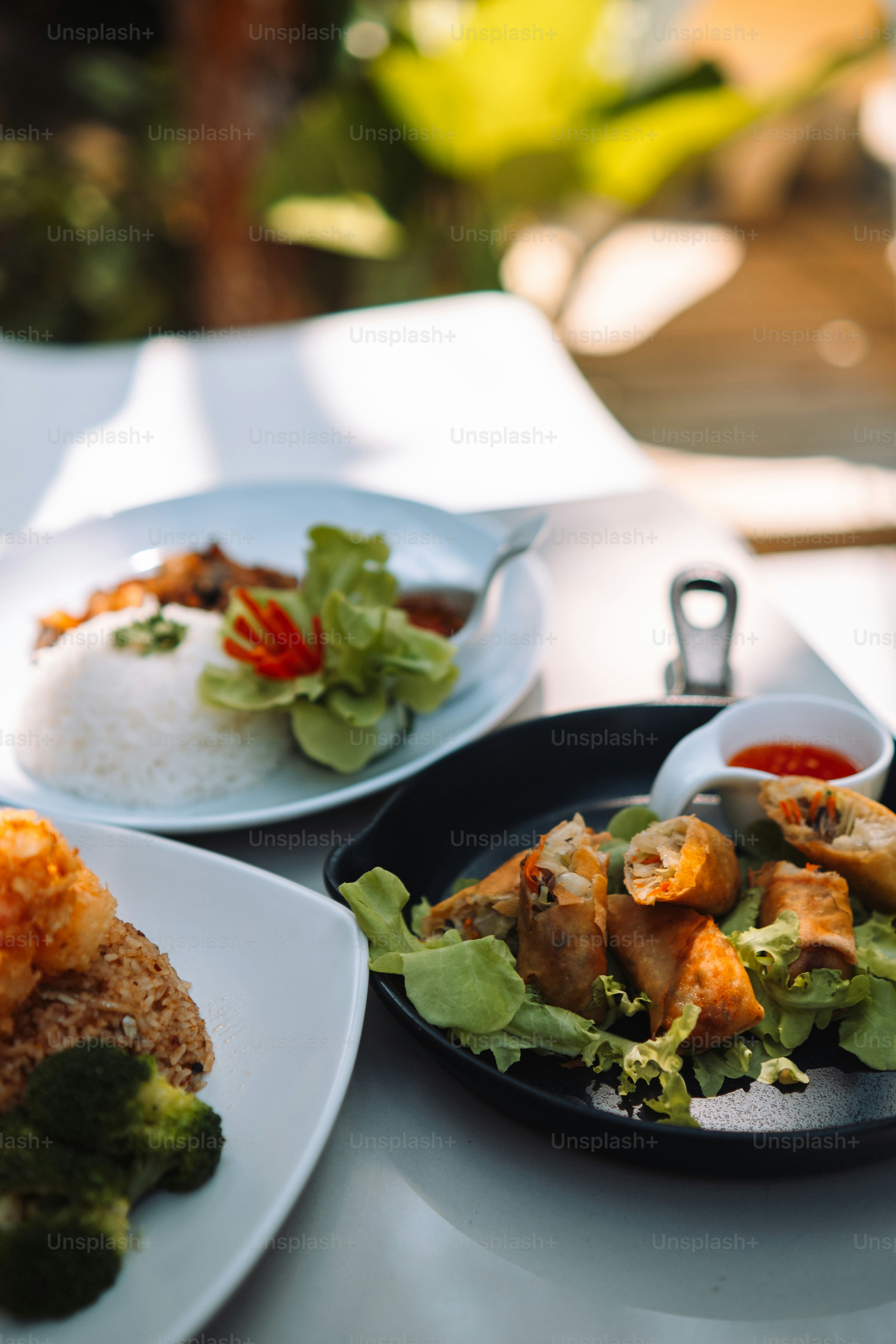 assiettes de nourriture sur une table photo – Gastro nourriture Photo ...