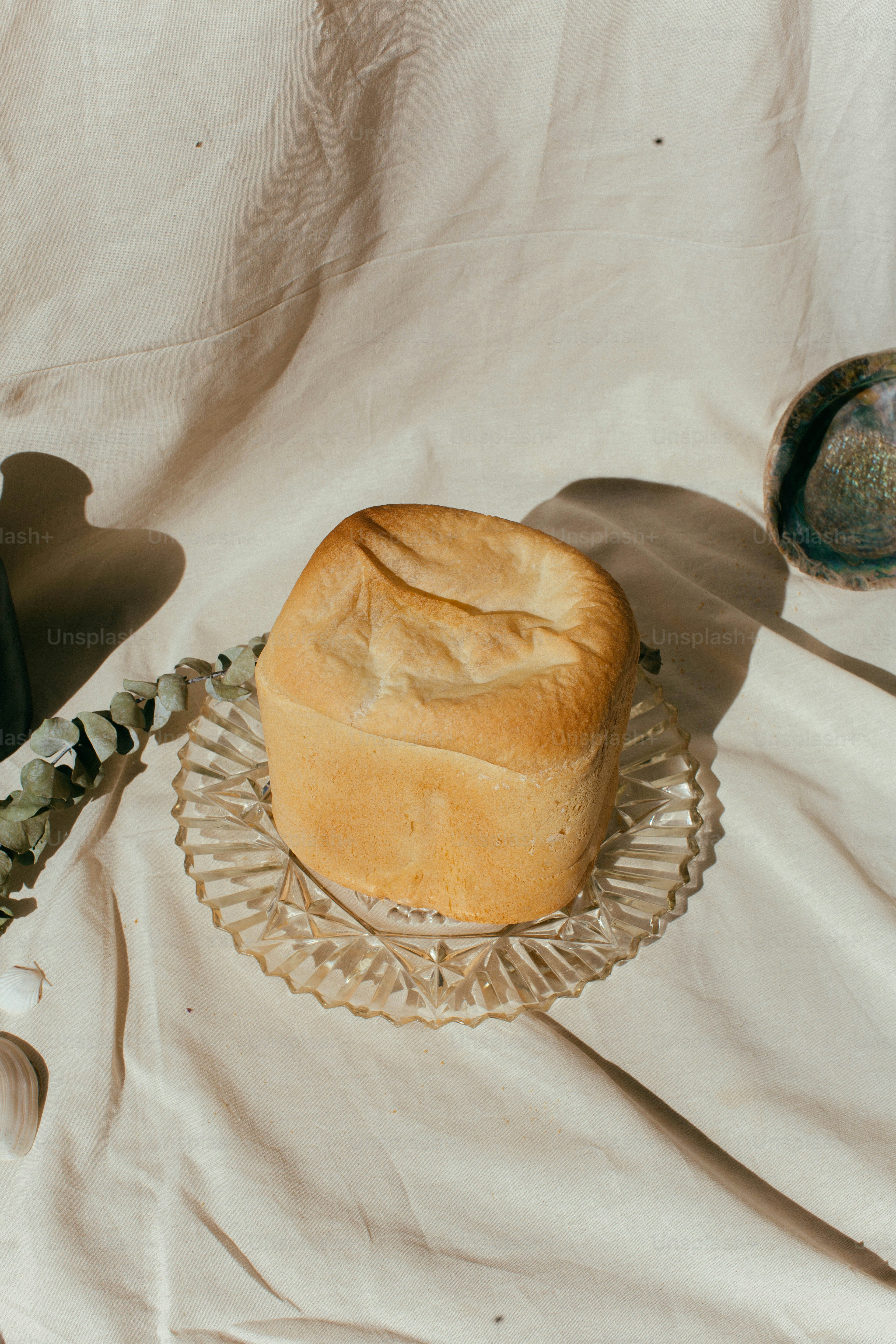 Foto Una canasta con un objeto marrón en ella – Alimento Imagen en Unsplash