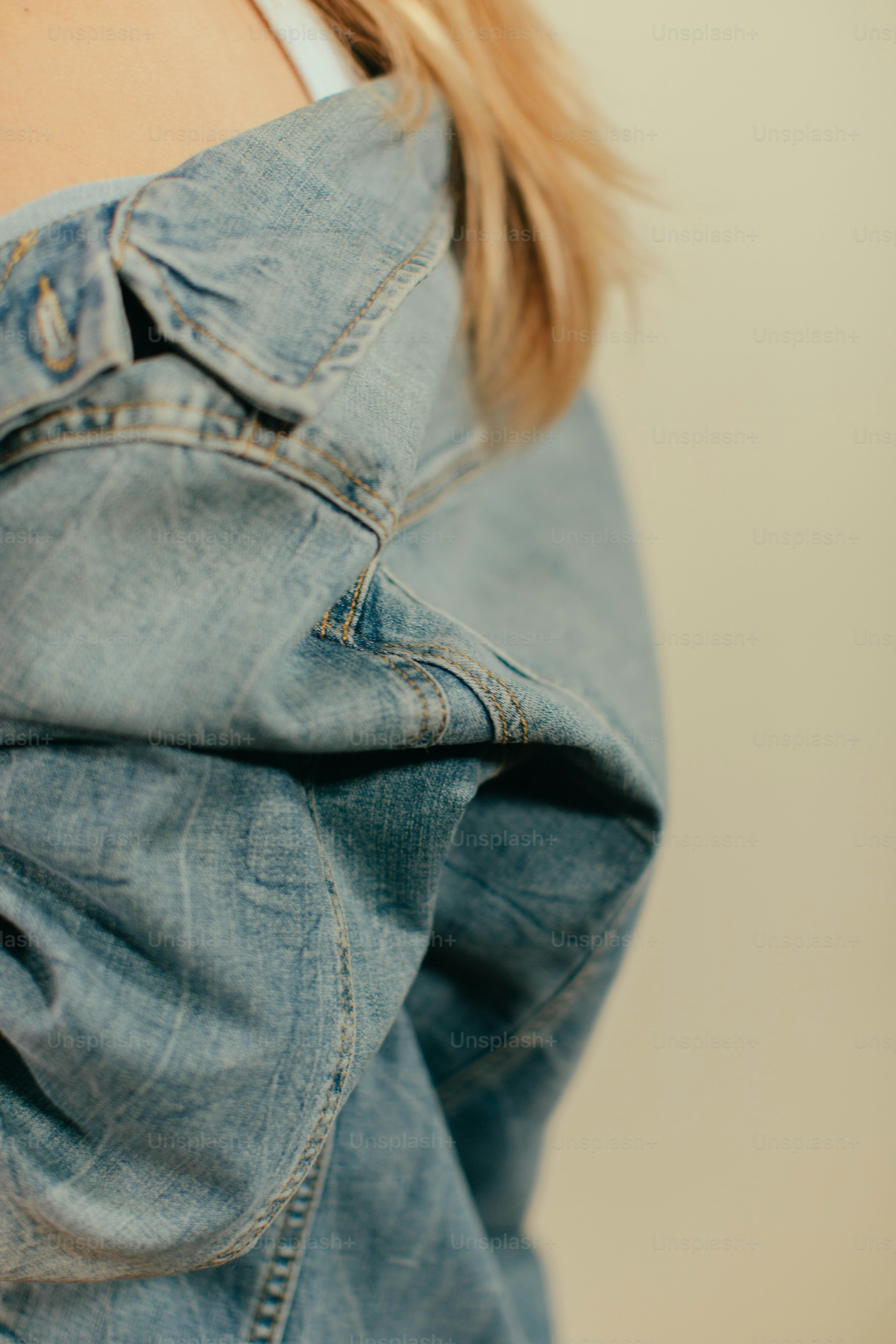 Une personne portant un jean photo – Image de Portrait sur Unsplash