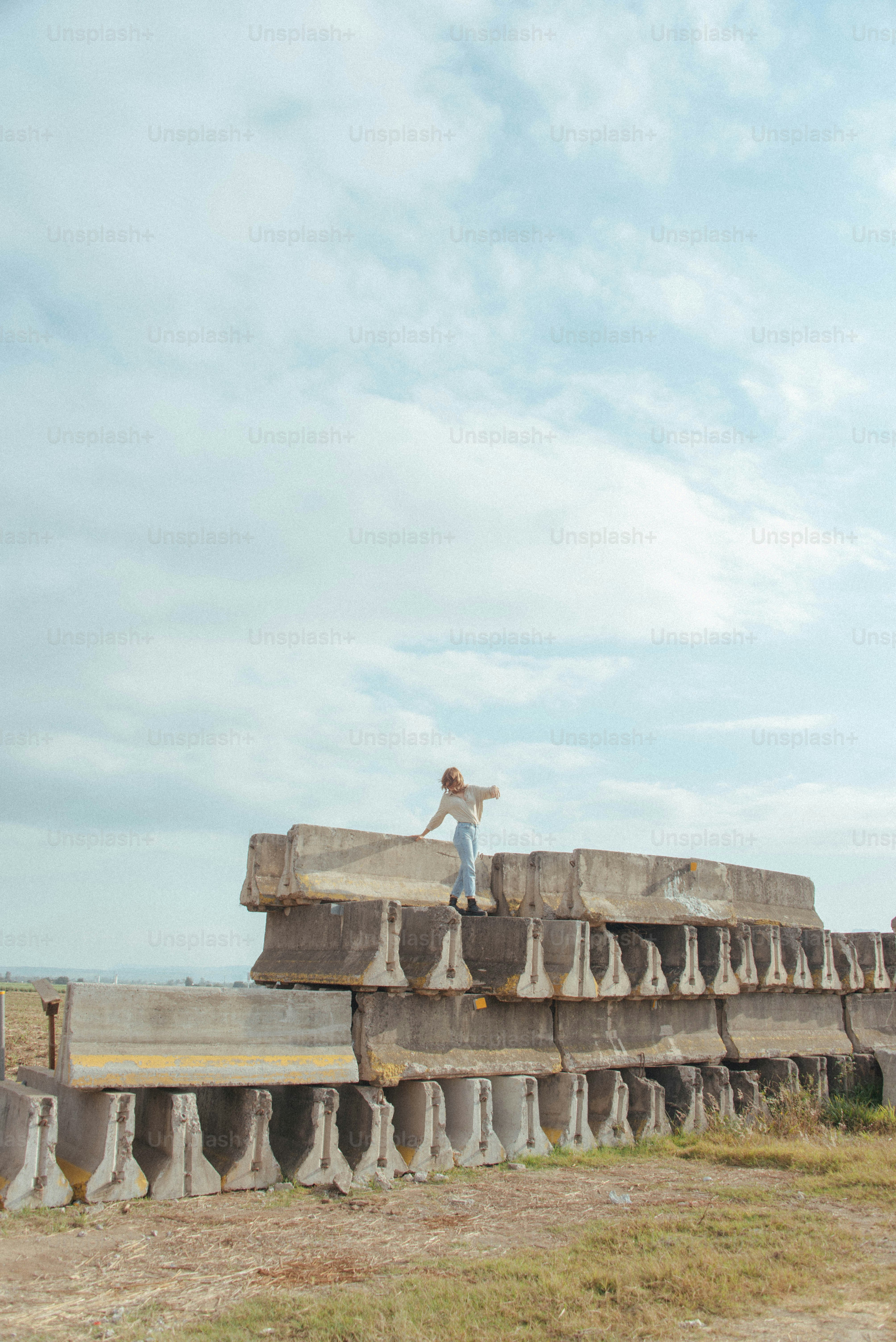 Foto Una persona parada en un muro de piedra – Retrato Imagen en Unsplash