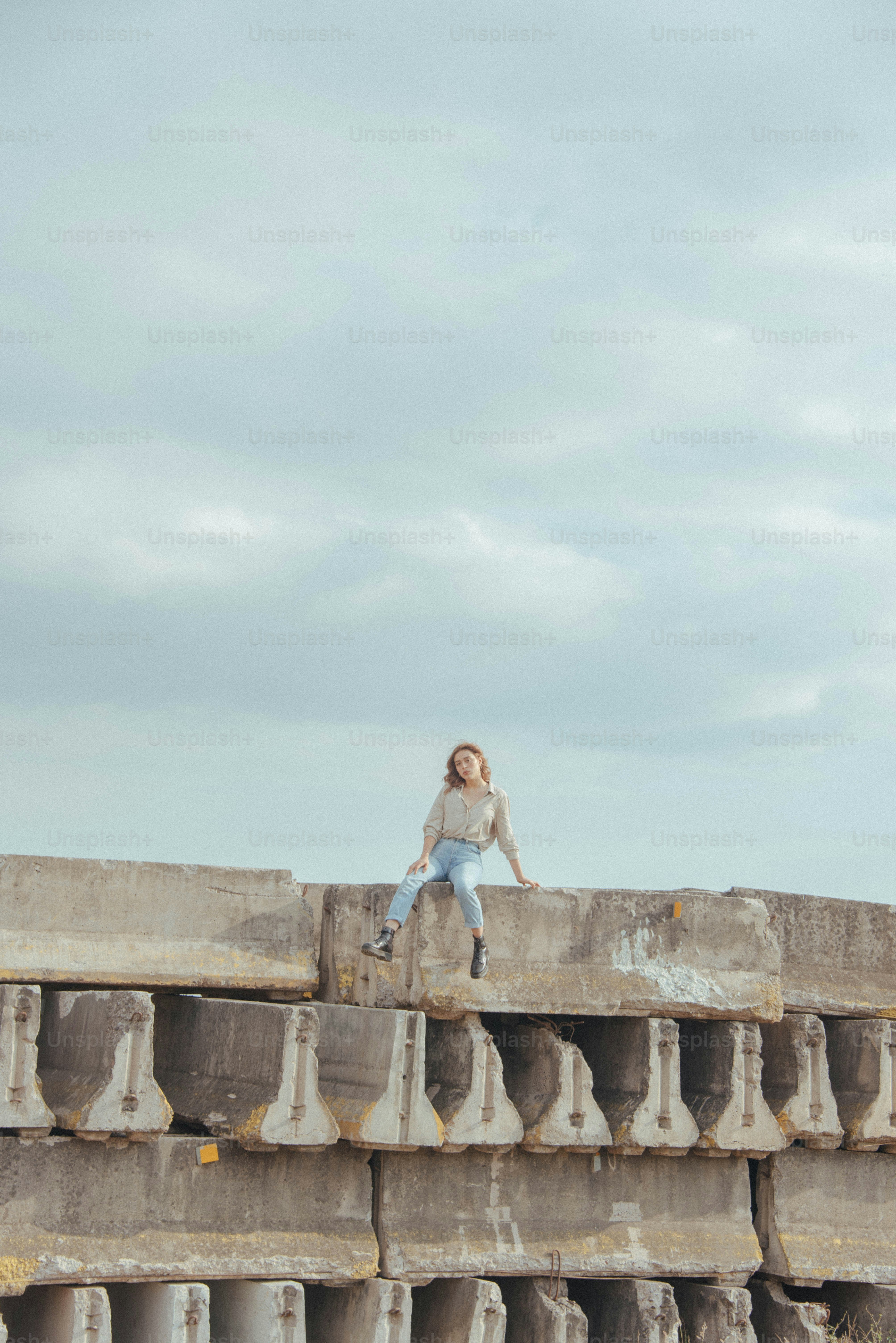 Foto Una persona sentada en un techo – Retrato Imagen en Unsplash