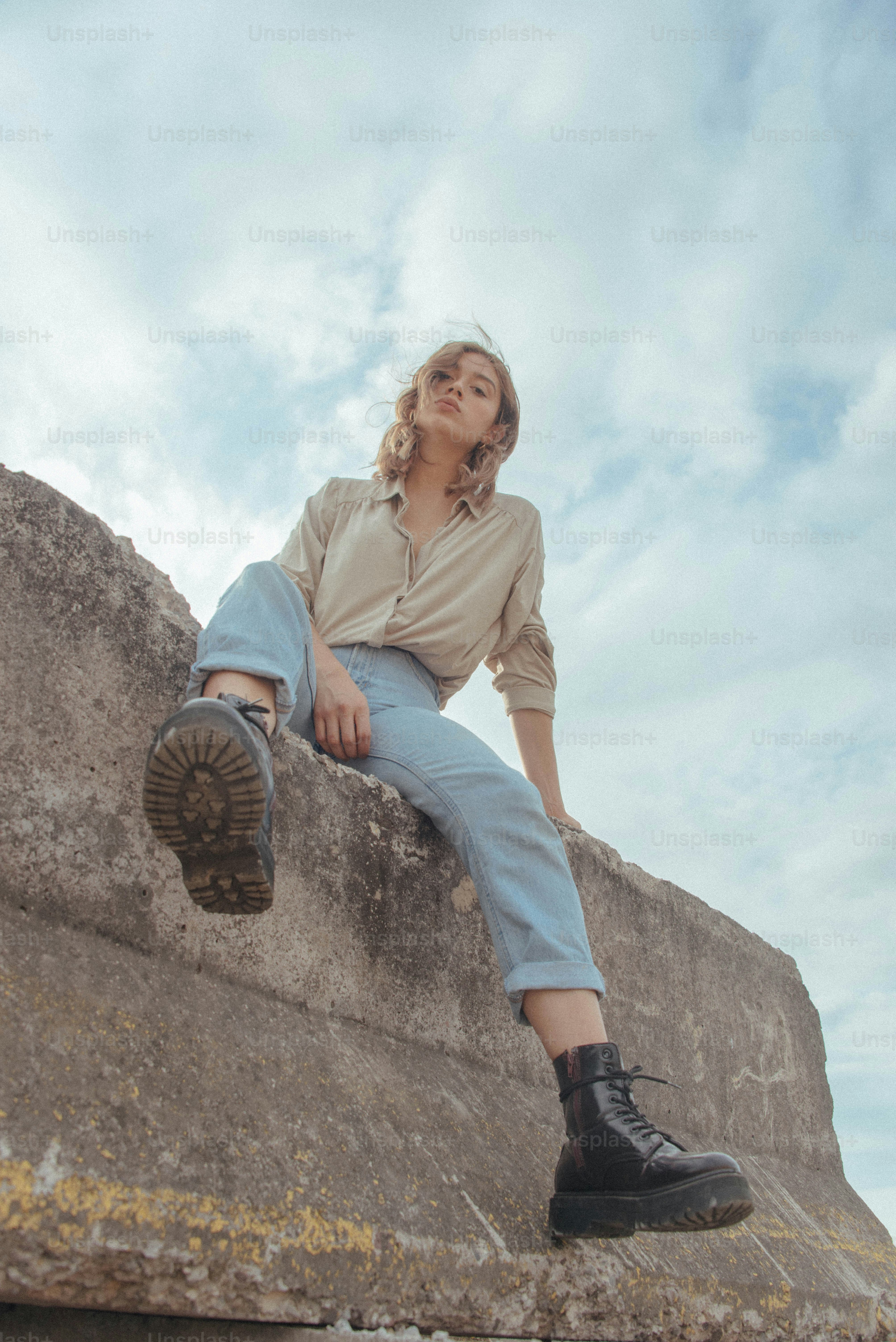 A person sitting on a ledge photo – Female standing pose Image on Unsplash