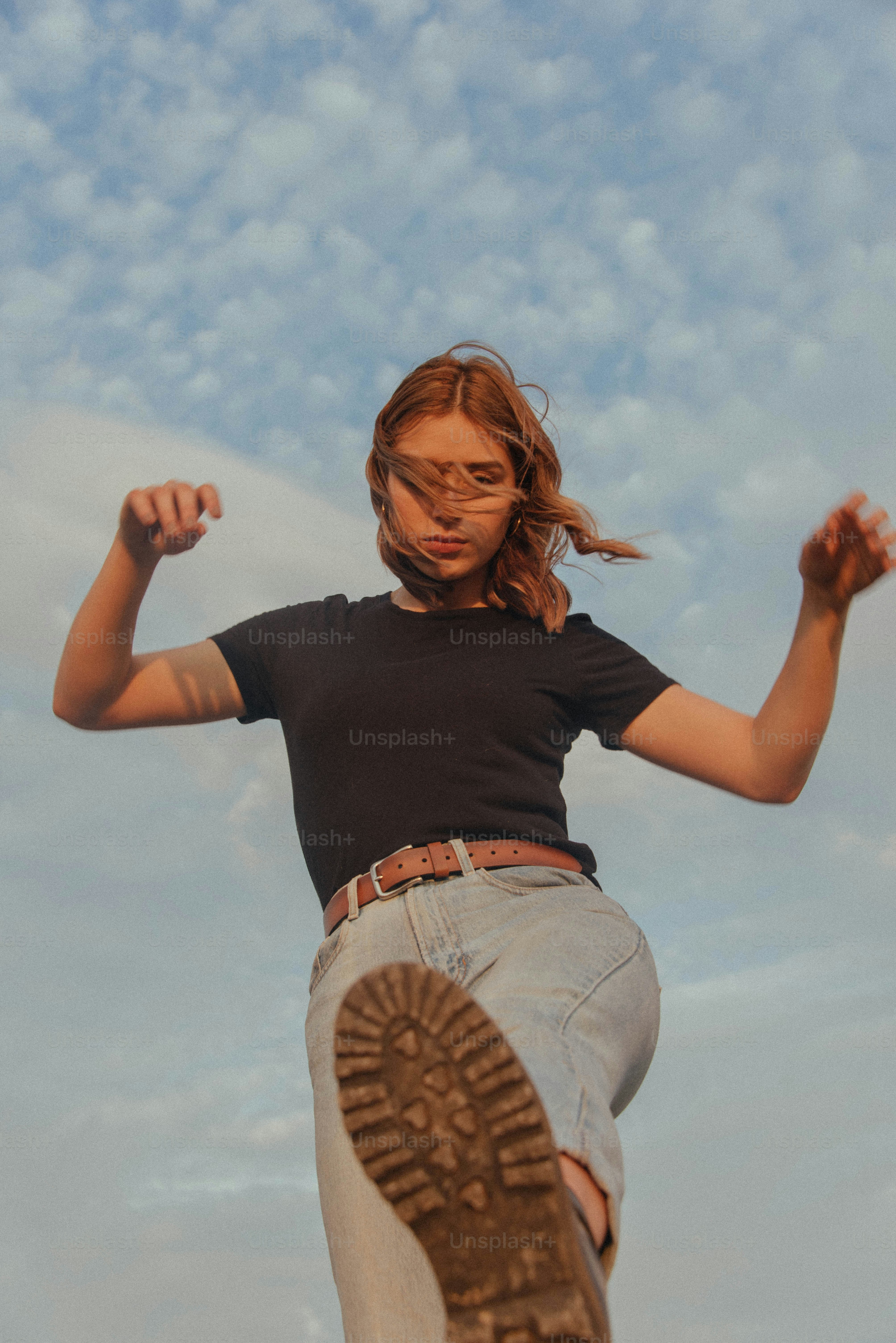 Una persona con los brazos extendidos foto – Imagen de Generación z en ...