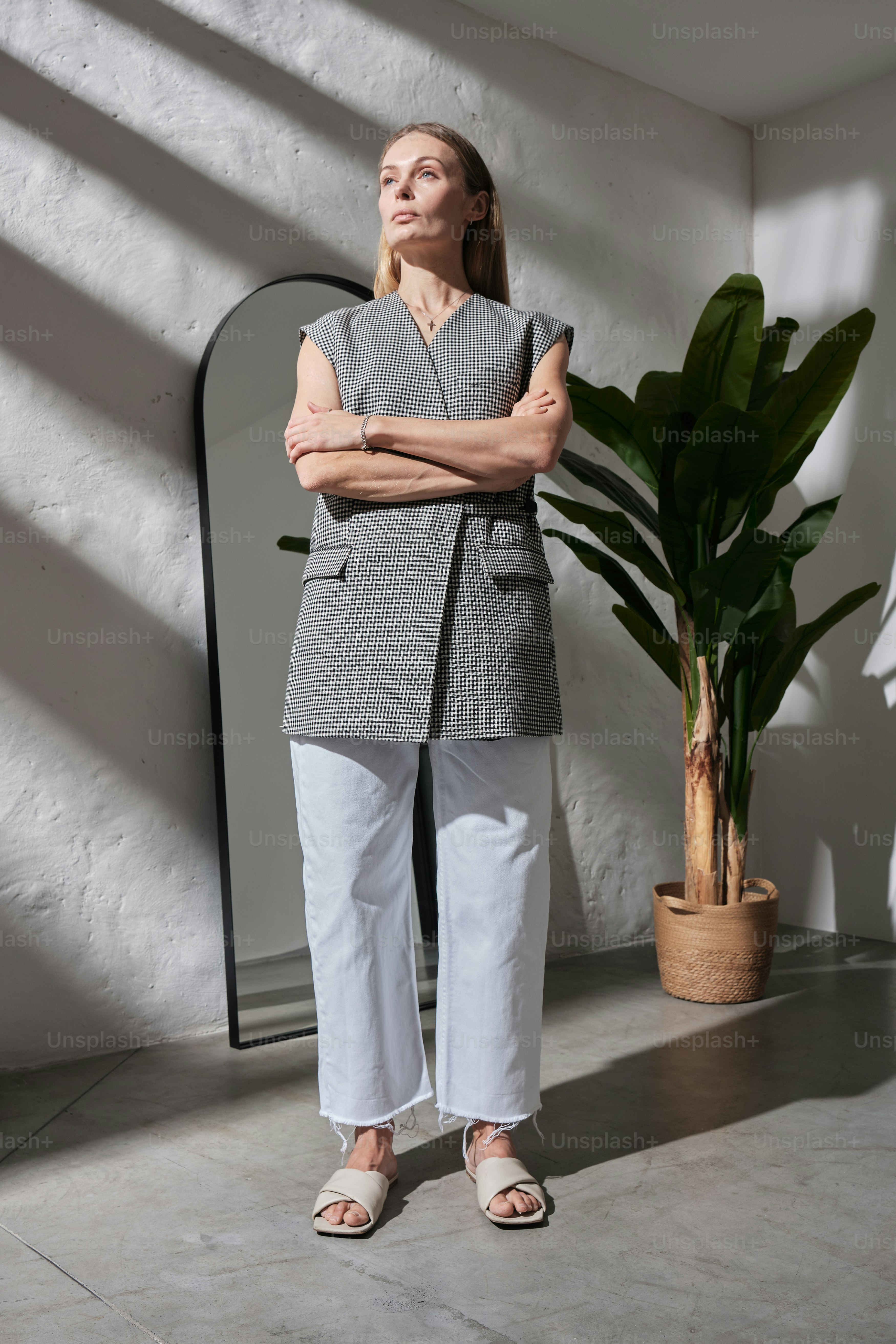 Foto Una persona parada frente a una planta – Autofoto Imagen en Unsplash