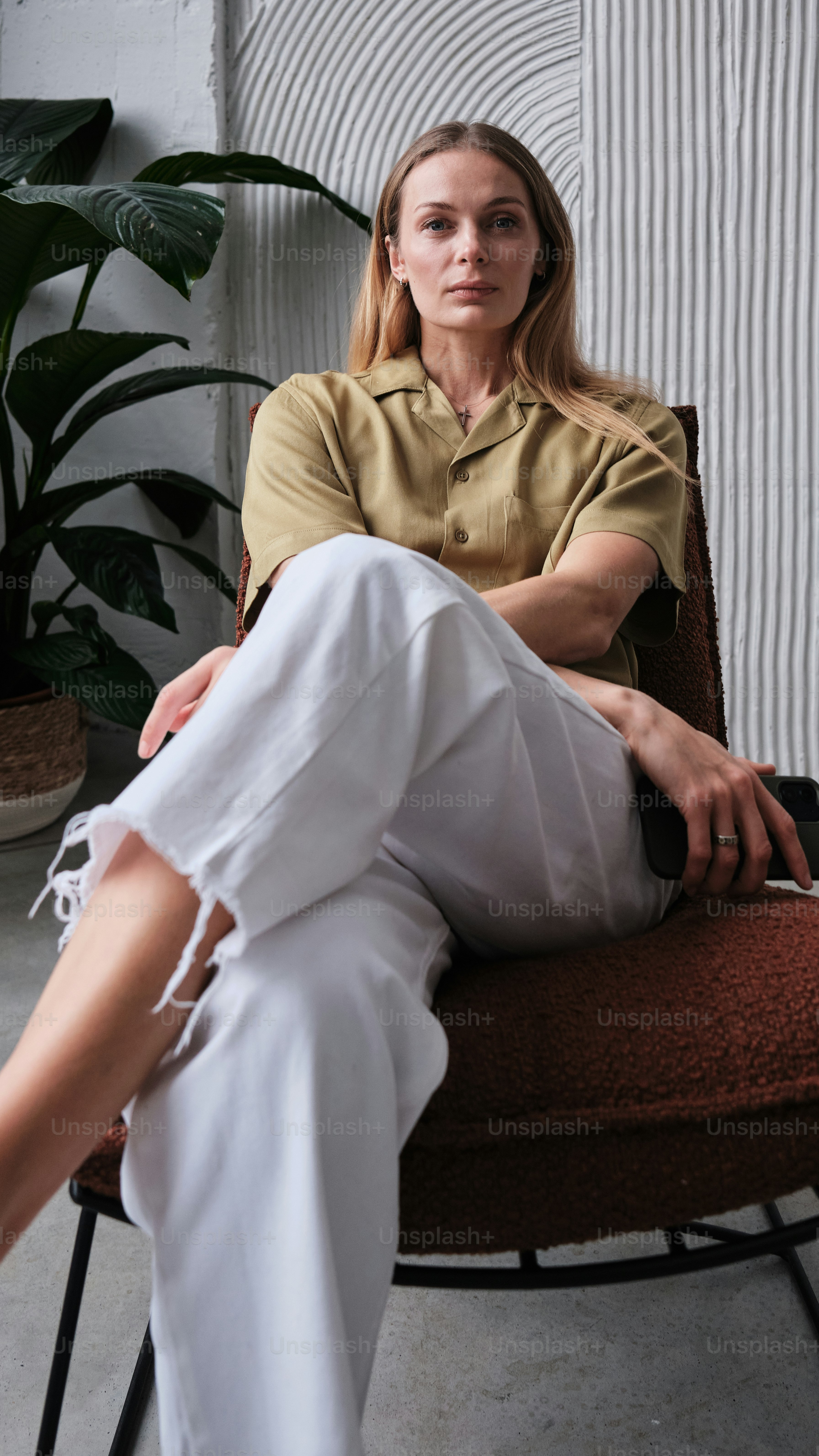 Foto Una persona sentada en una silla – Cara seria Imagen en Unsplash