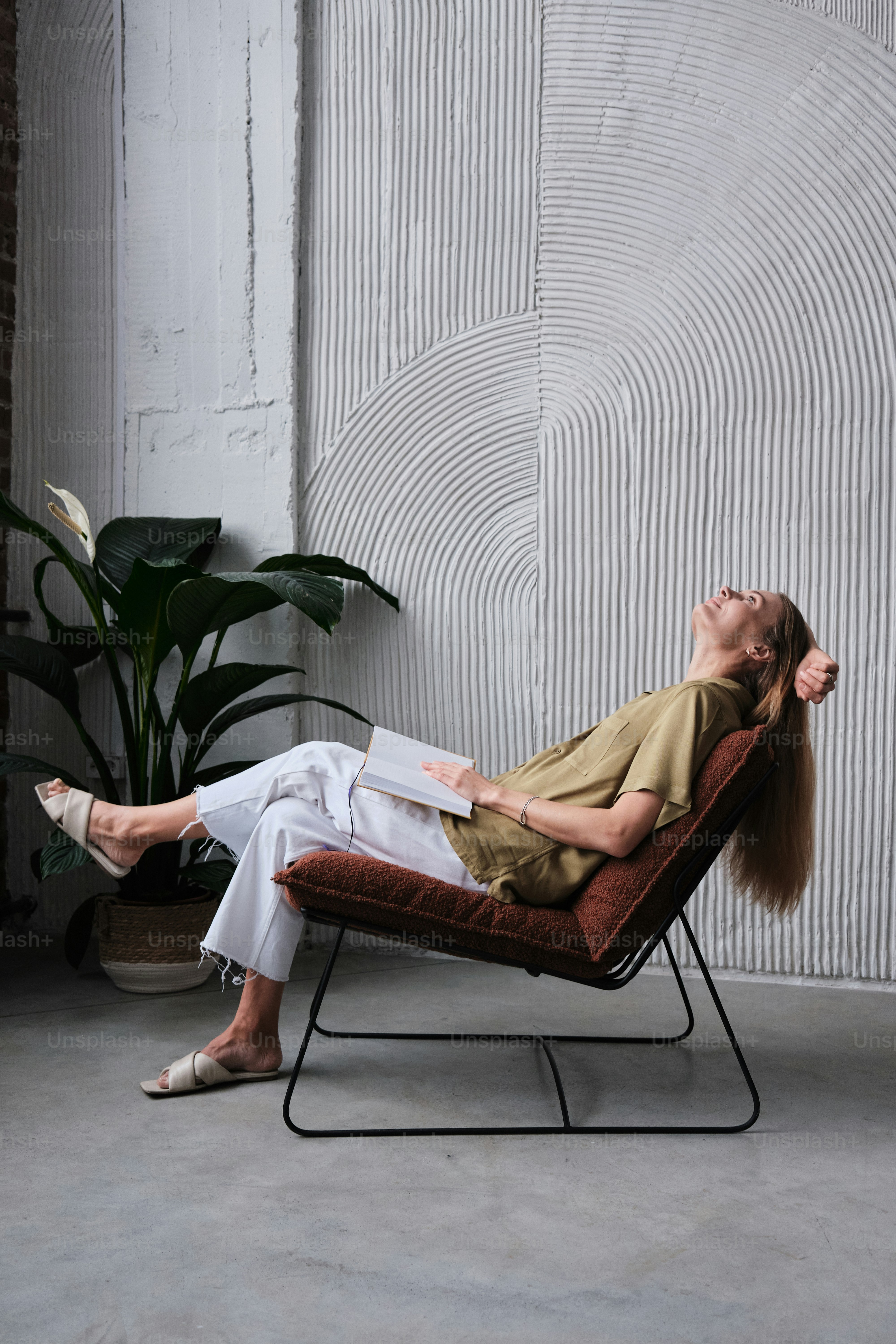 Una persona acostada en una silla foto – Imagen de Relajante en Unsplash