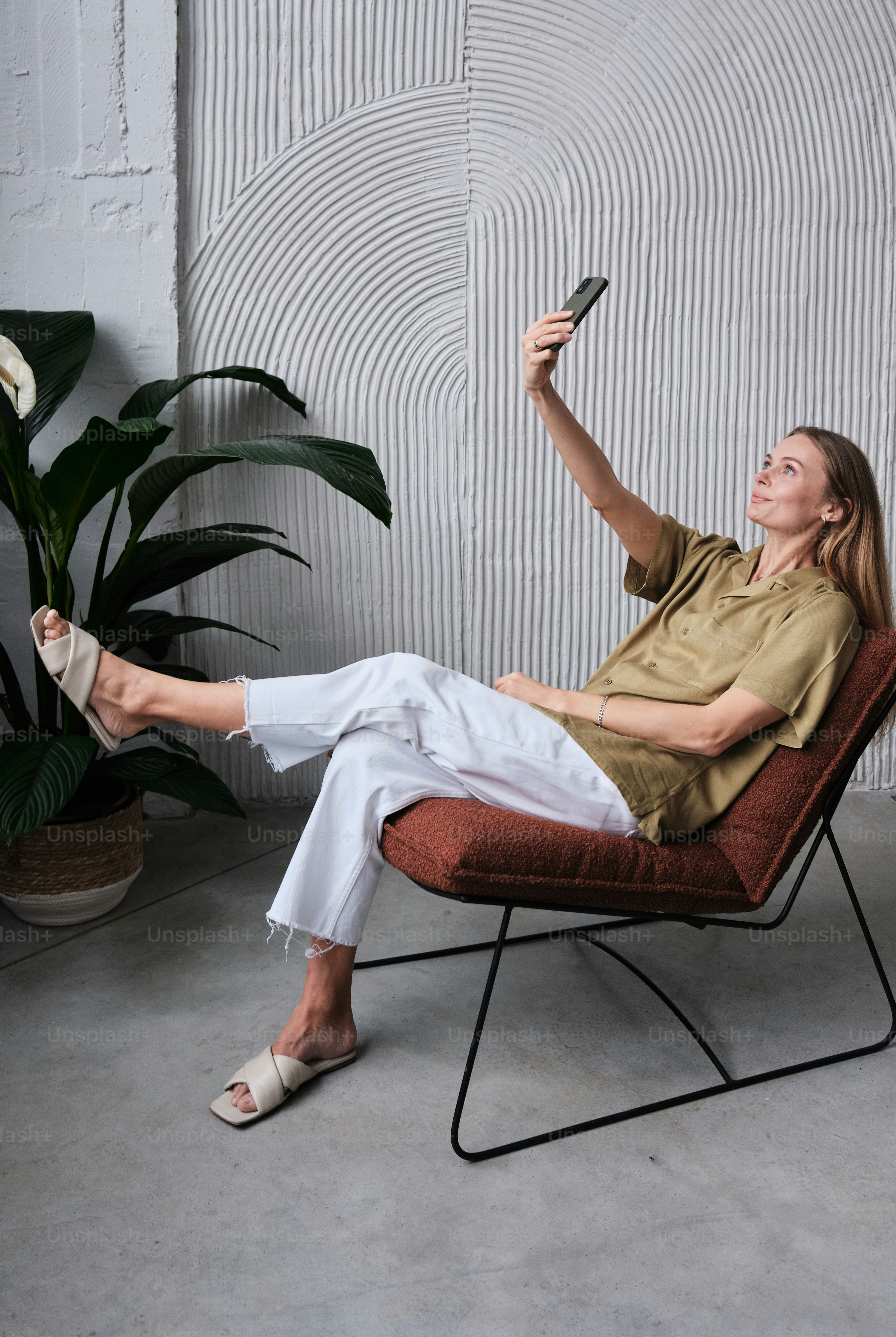 Une personne assise sur une chaise photo – Cool Photo sur Unsplash