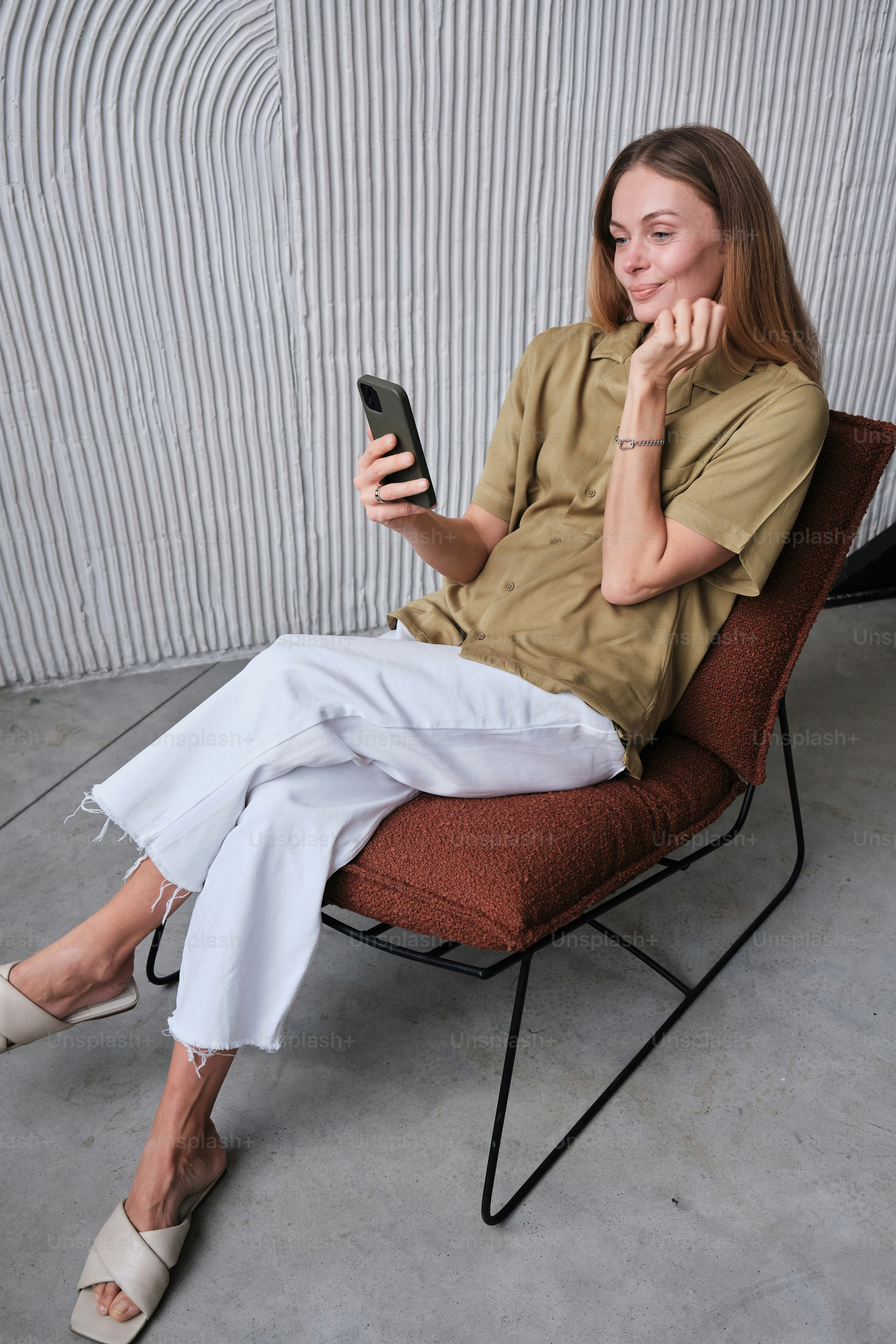 Foto Una persona sentada en una silla – Modelo Imagen en Unsplash