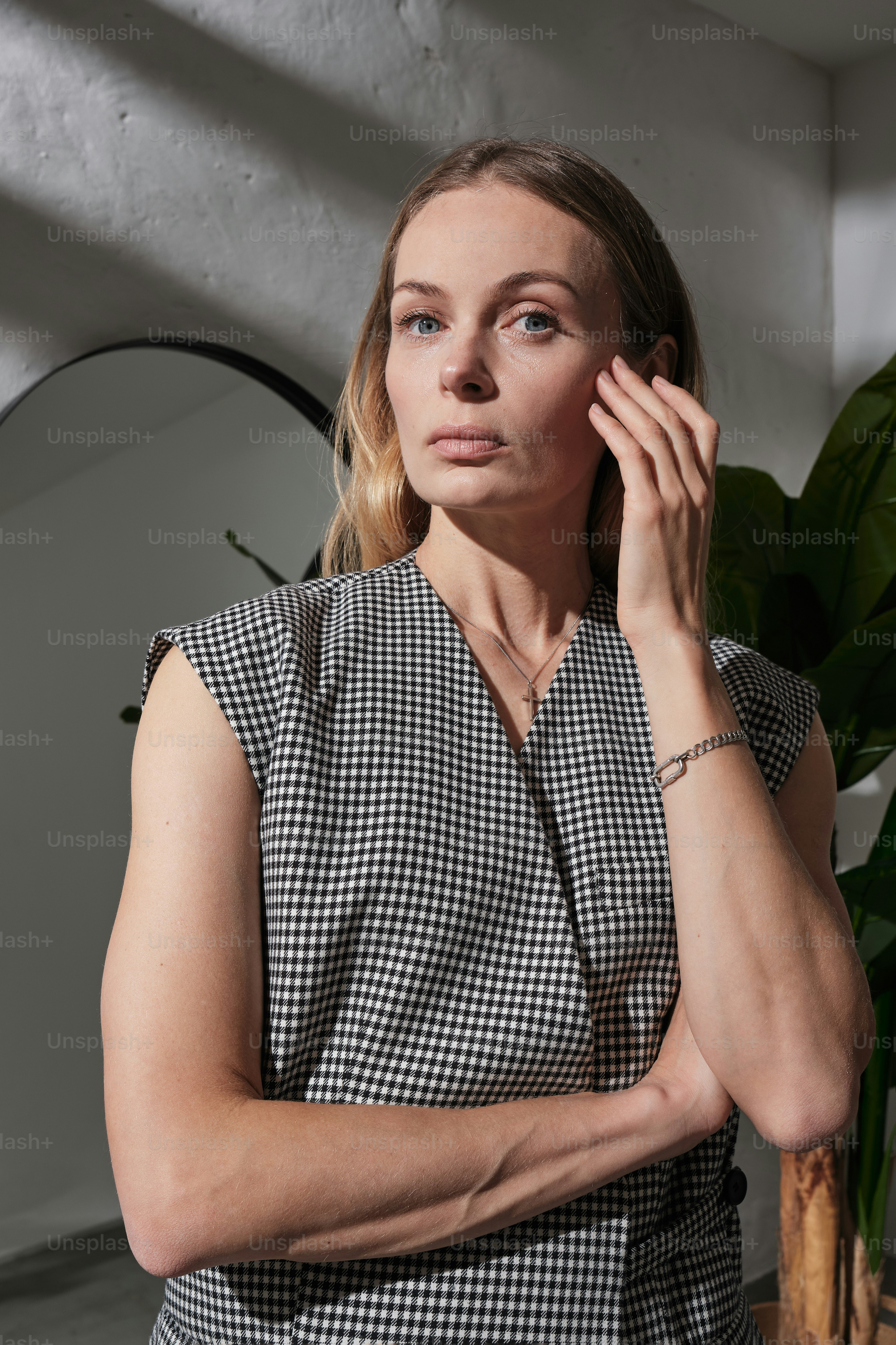 Une personne avec la main sur le visage photo – Portrait Photo sur Unsplash