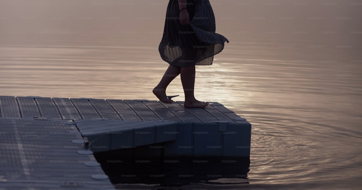 Foto zum Thema Eine Person, die auf einem Dock steht – Bild zu Dock auf ... Foto zum Thema Eine Person, die auf einem Dock steht – Bild zu Dock auf ...