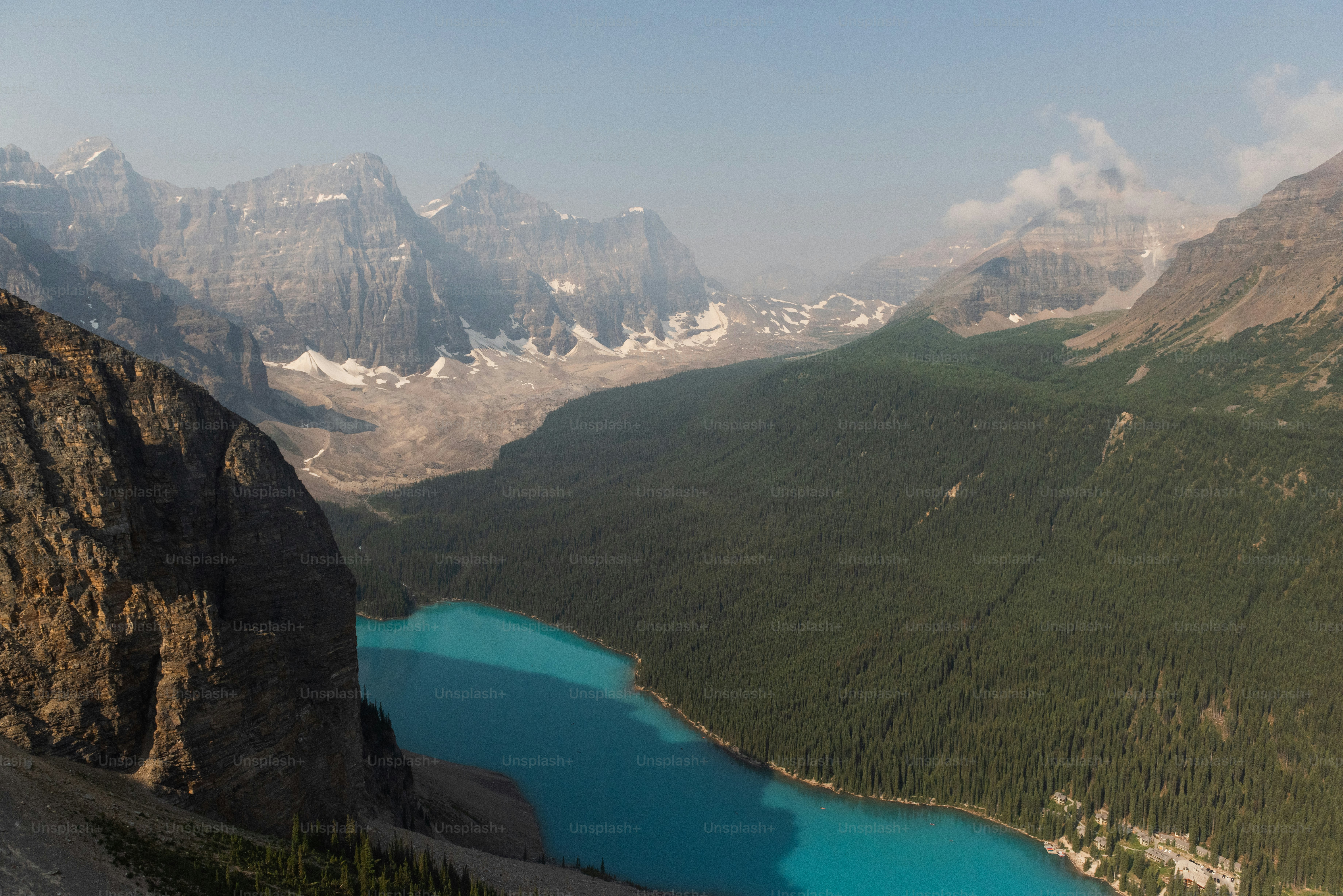 Un río que atraviesa un valle entre montañas foto – Imagen de Pacífico ...