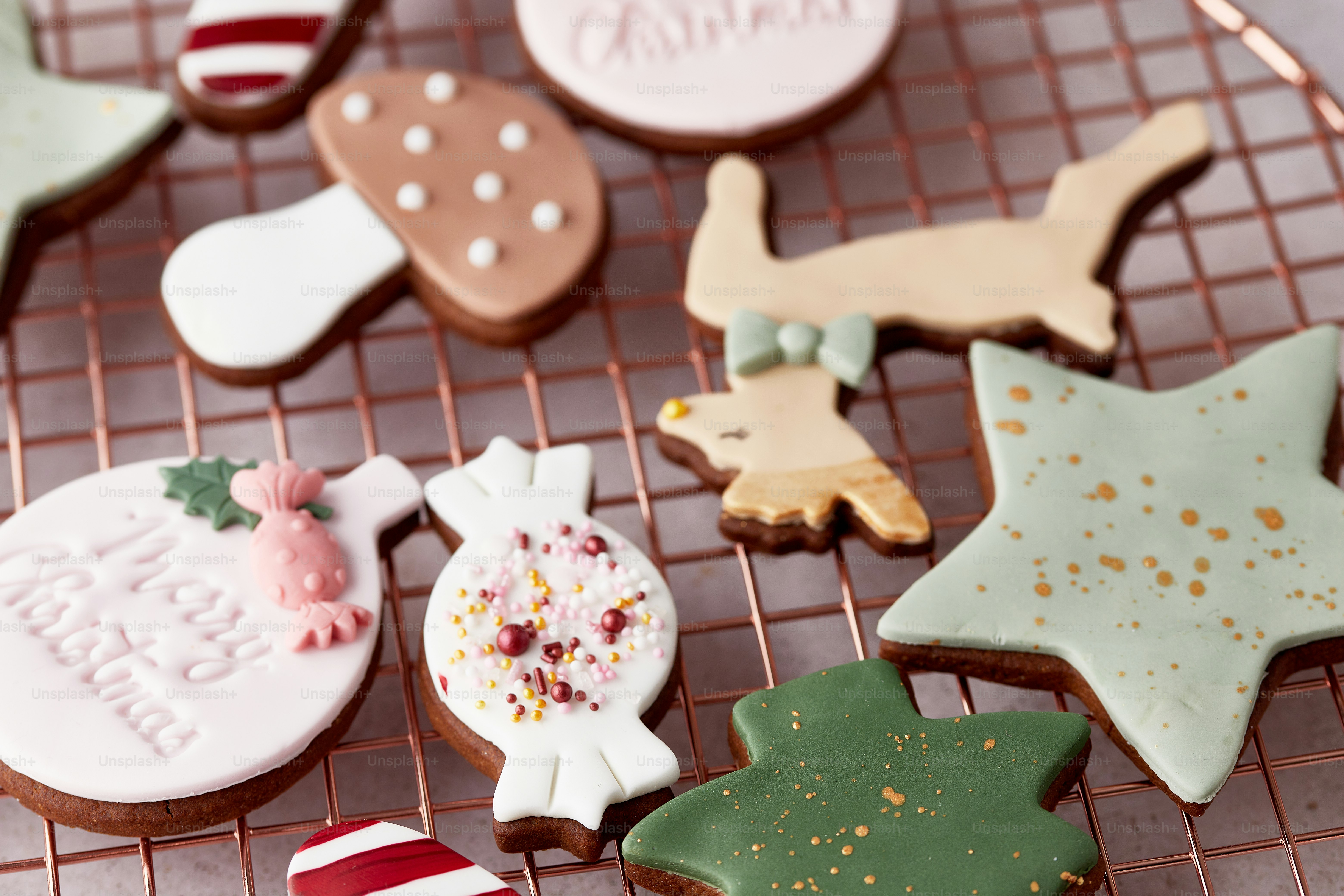 A group of gingerbread houses photo – Iced biscuits Image on Unsplash
