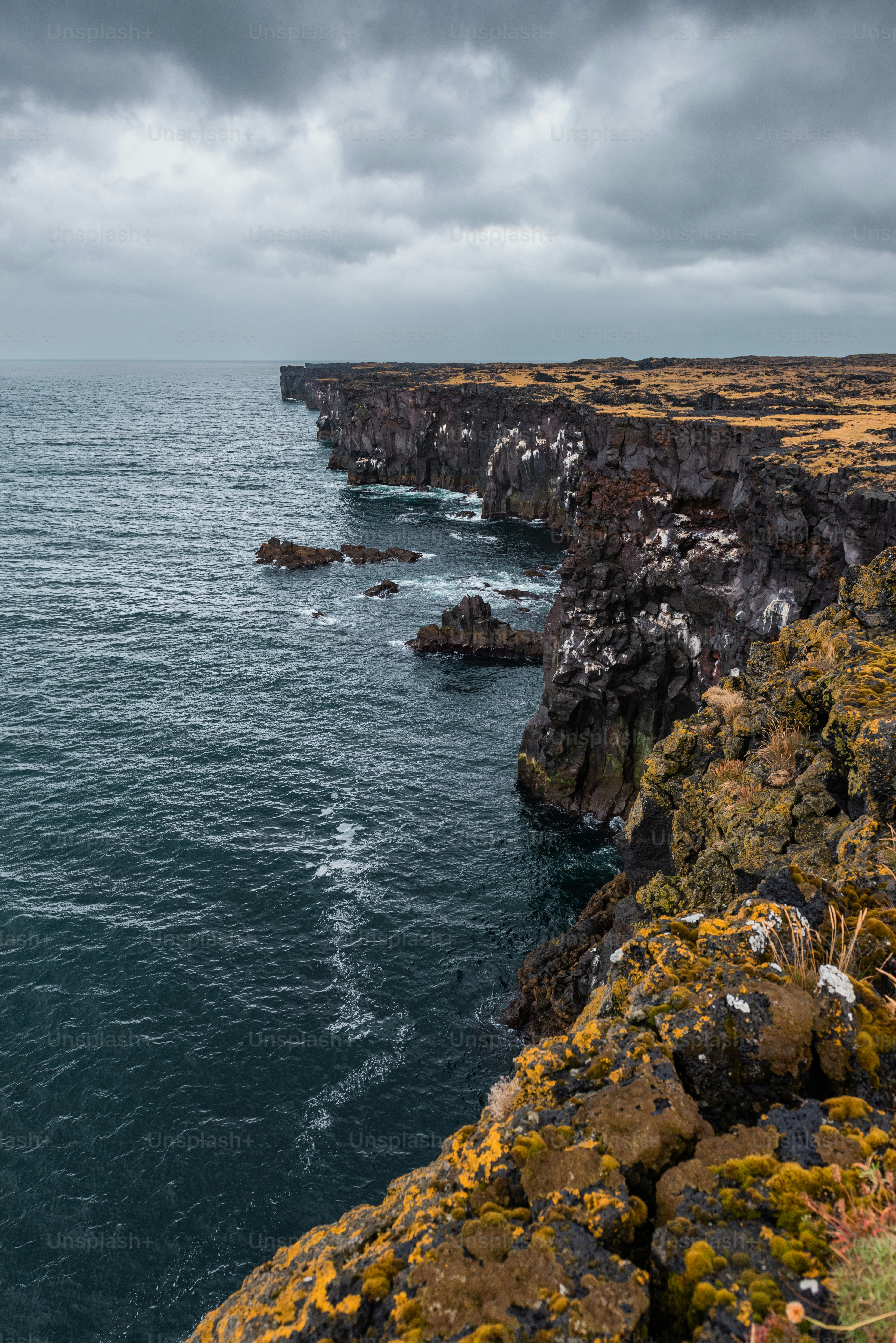 Une falaise rocheuse à côté d’un plan d’eau photo – Falaise Photo sur ...