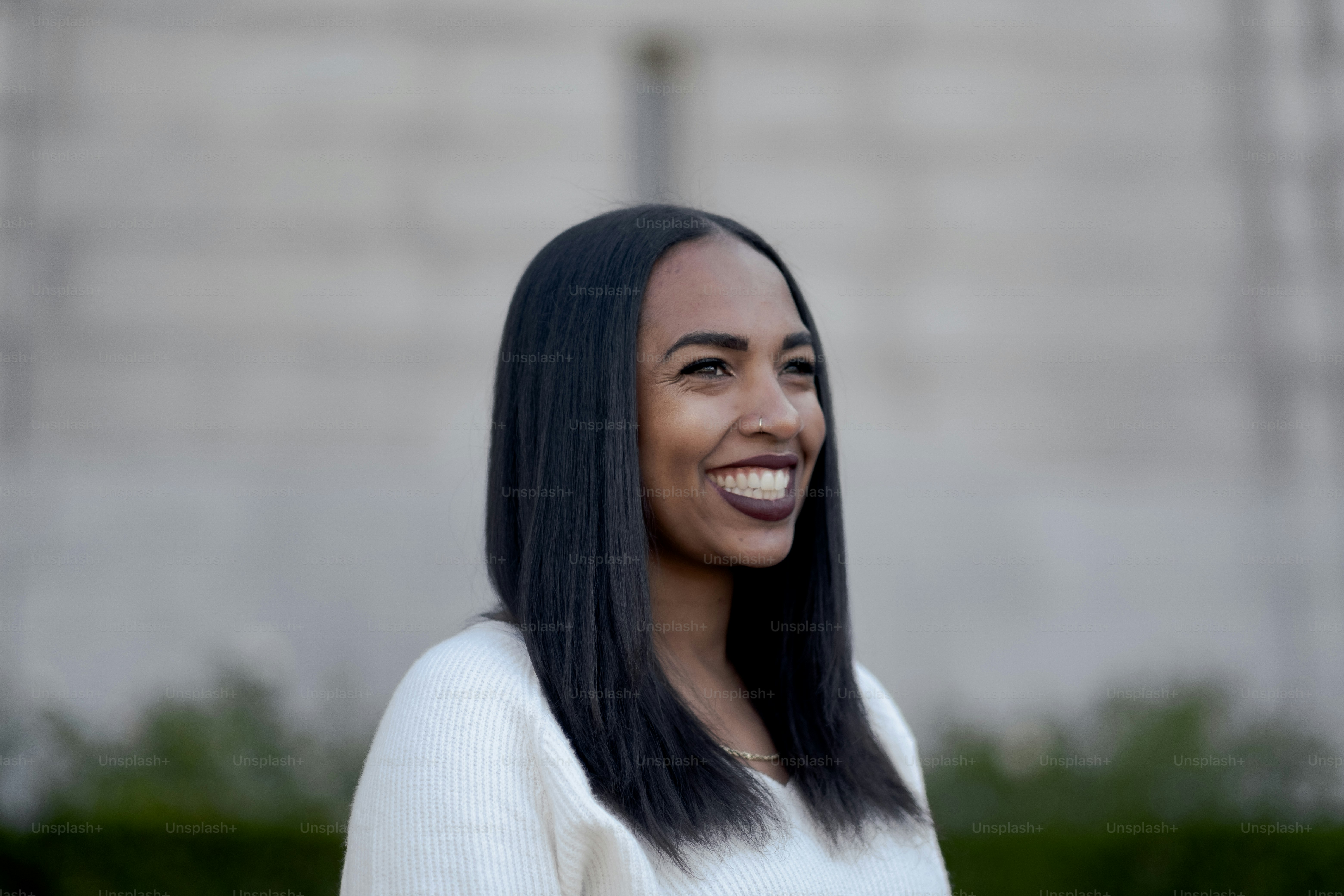 Une personne souriante pour la caméra photo – Femme souriante Photo sur ...