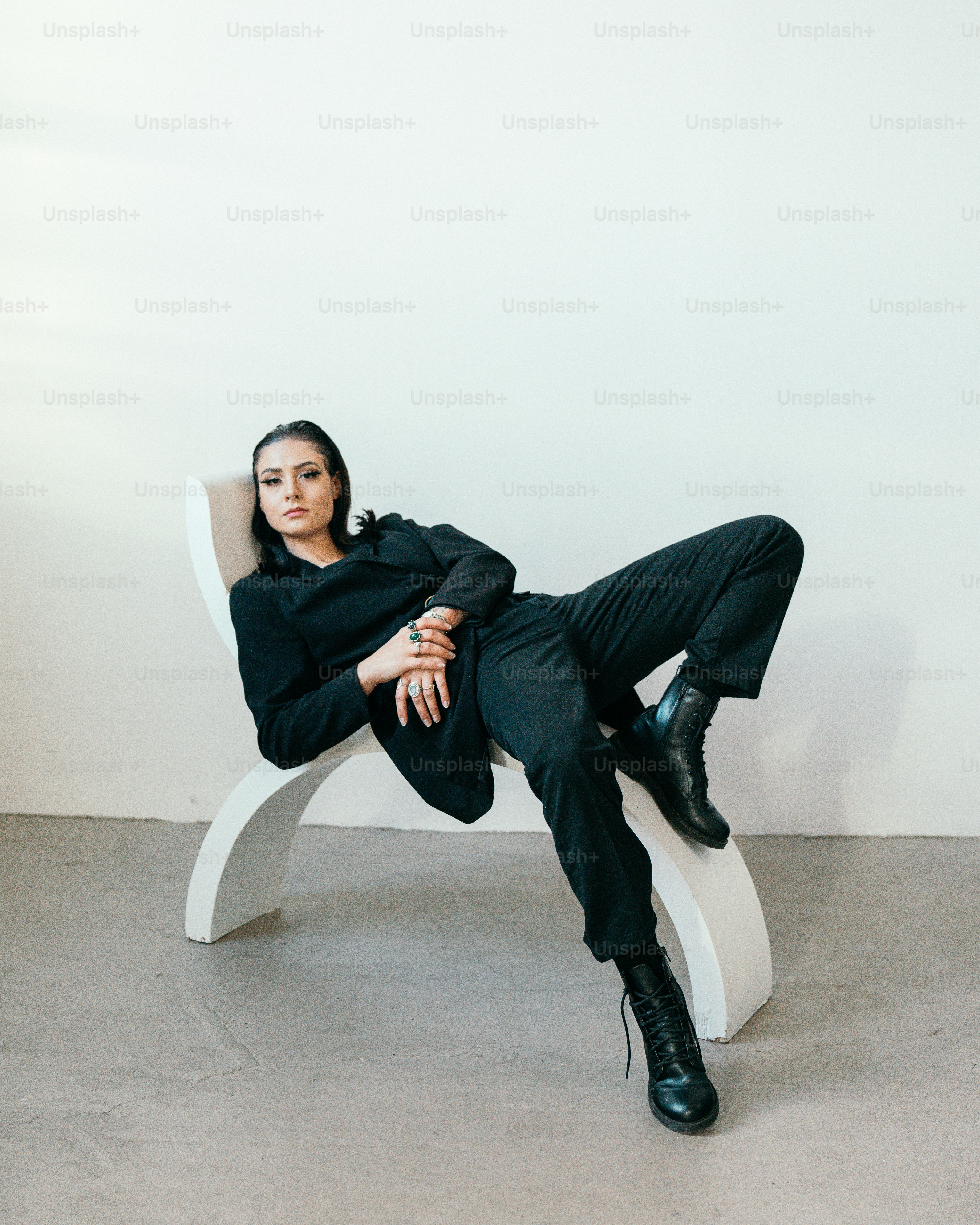 Foto Una persona sentada en un sofá blanco – En el estudio Imagen en ...