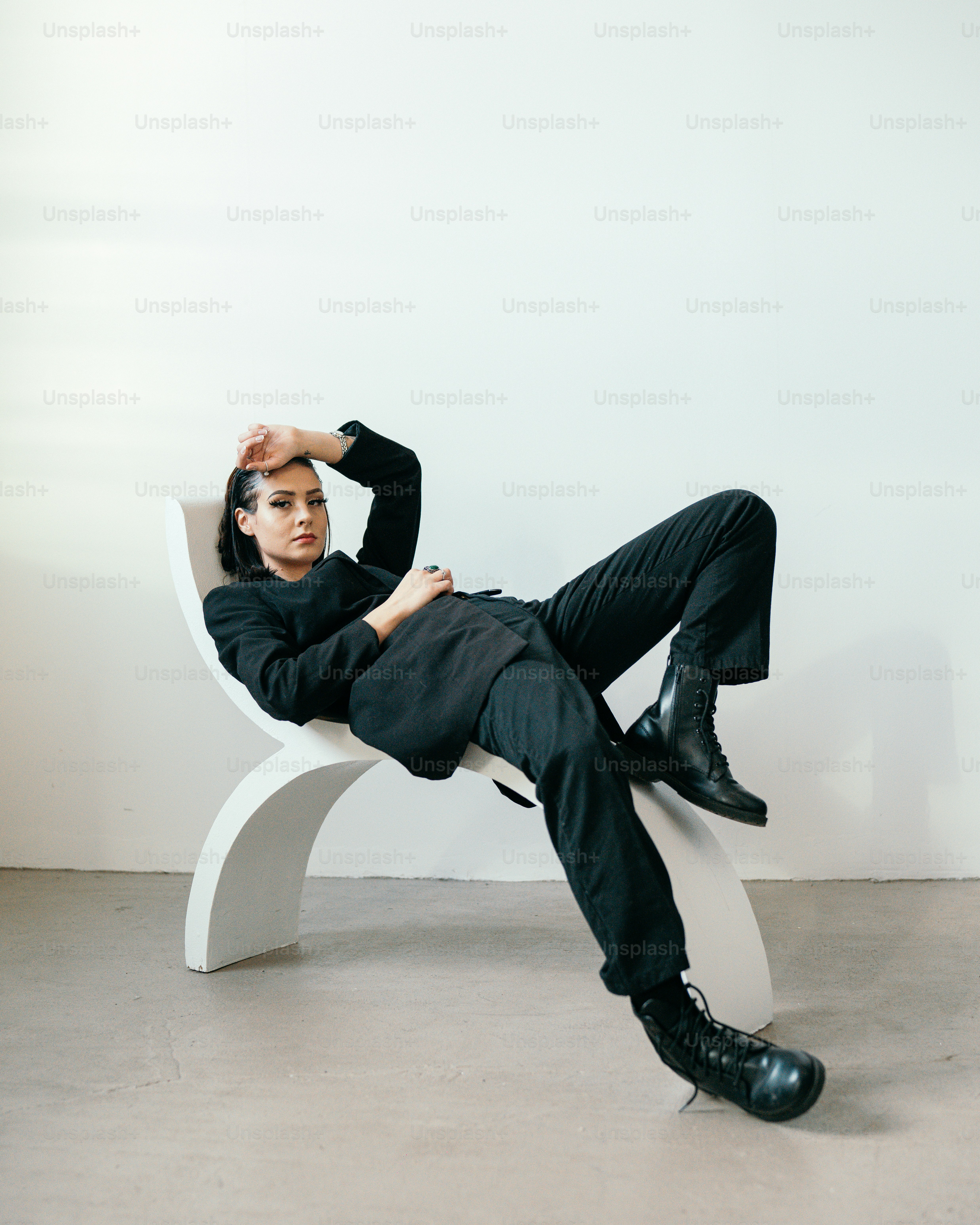 Foto Una persona acostada en un banco blanco – En el estudio Imagen en ...