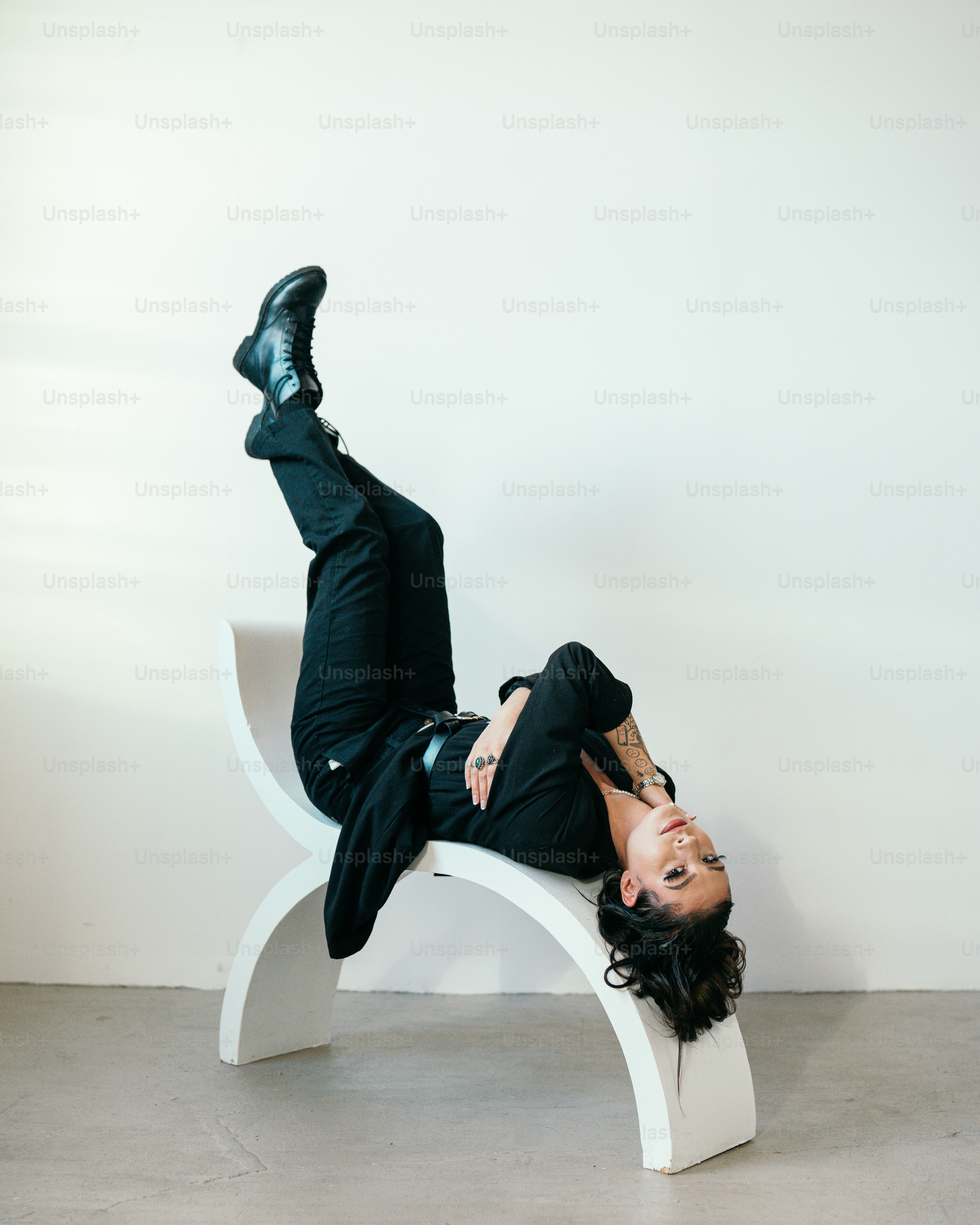 Foto Una persona acostada en una silla – En el estudio Imagen en Unsplash