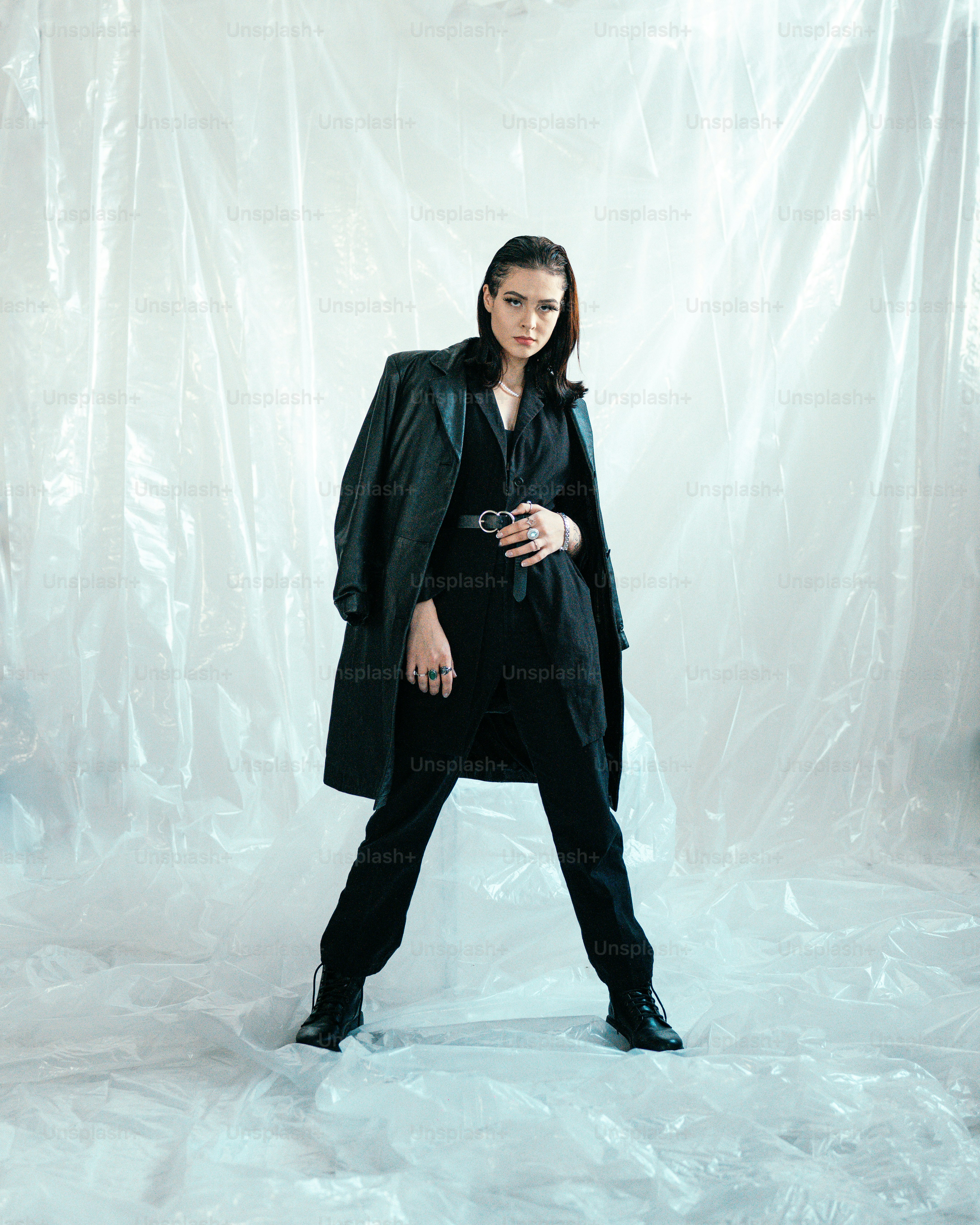 Foto Una persona con traje negro – Moda Imagen en Unsplash