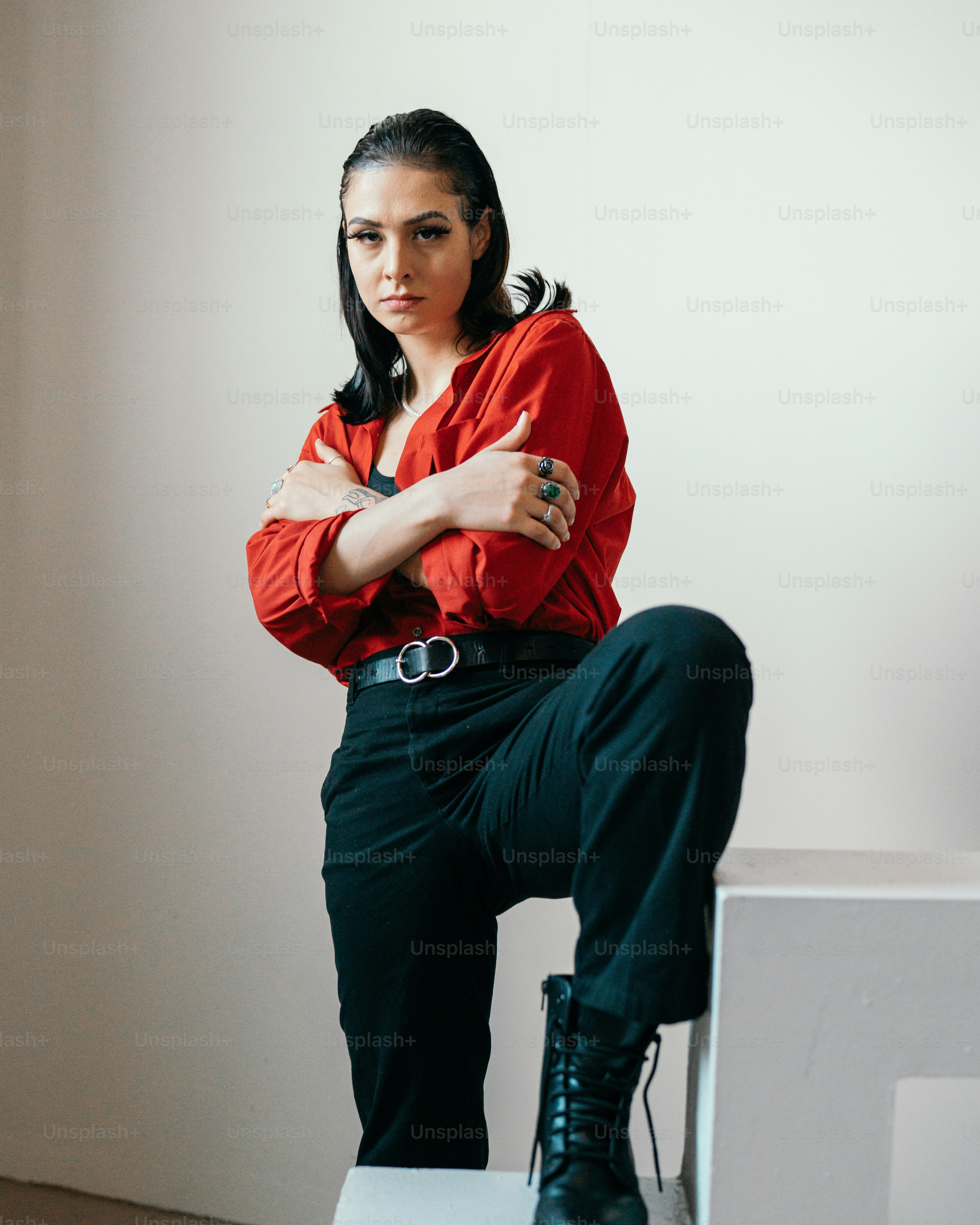 Foto Una persona sentada en una silla – Pantalones Imagen en Unsplash