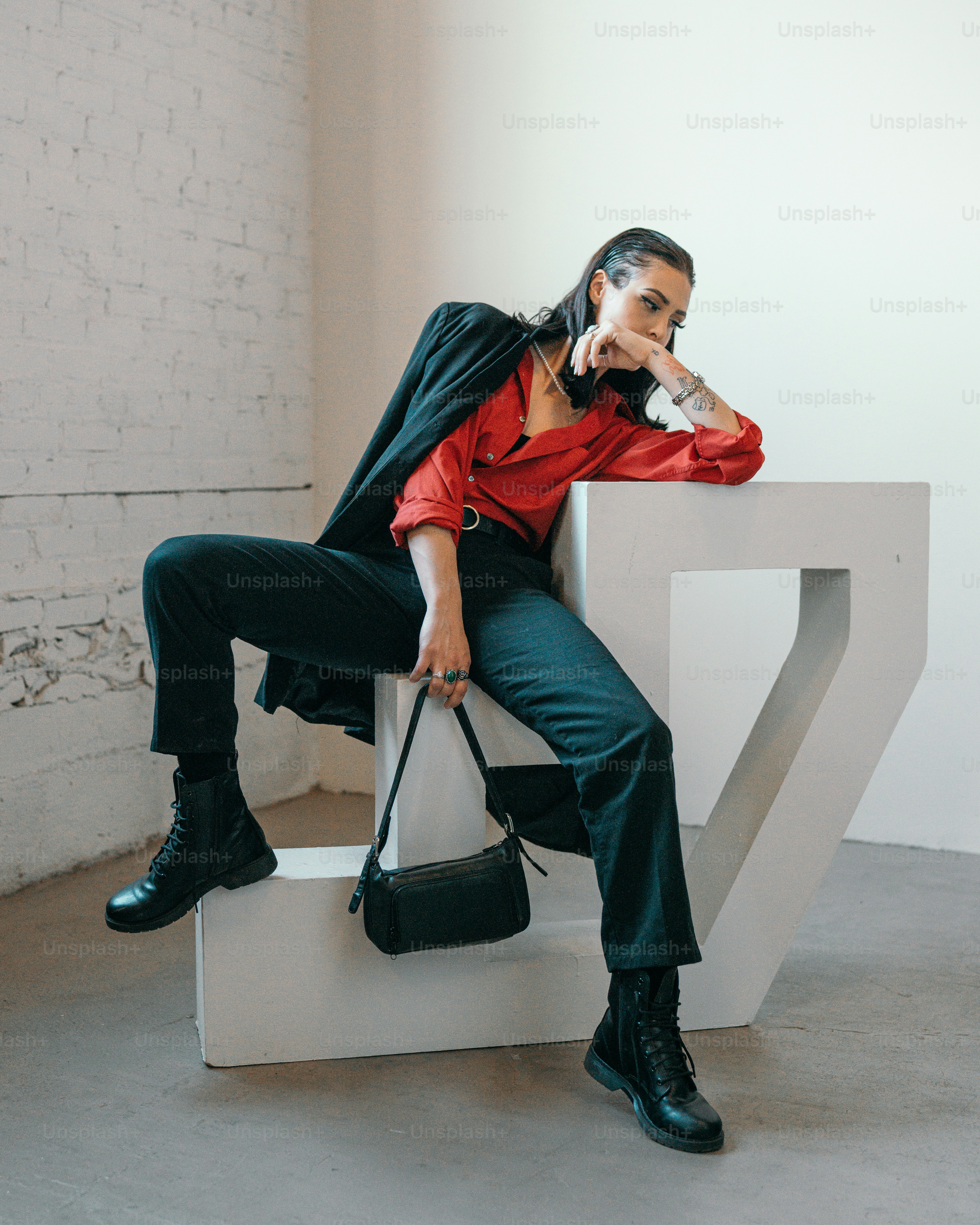 Una persona sentada en un banco foto – Imagen de En el estudio en Unsplash