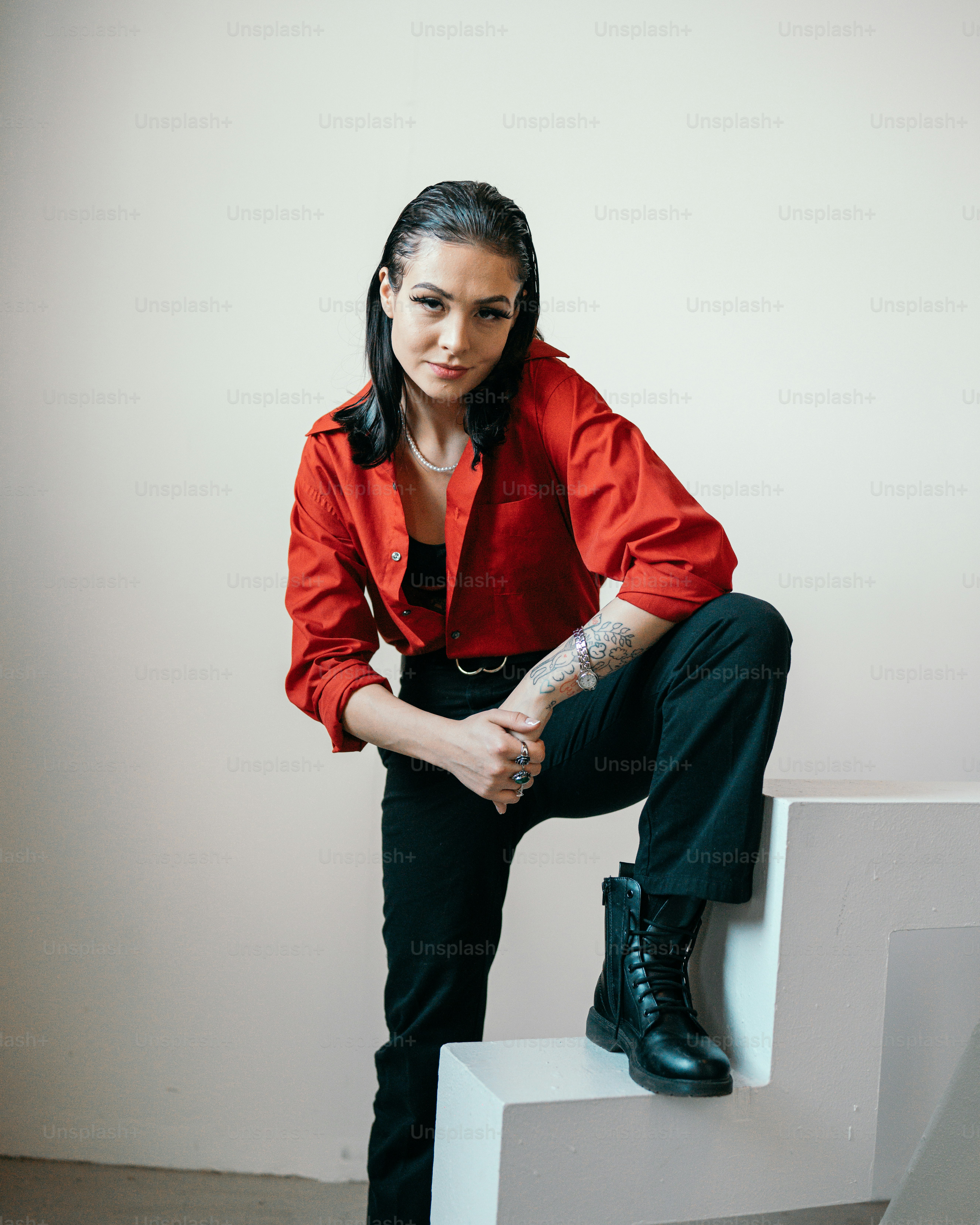 Foto Una persona sentada en una caja blanca – Femenino Imagen en Unsplash