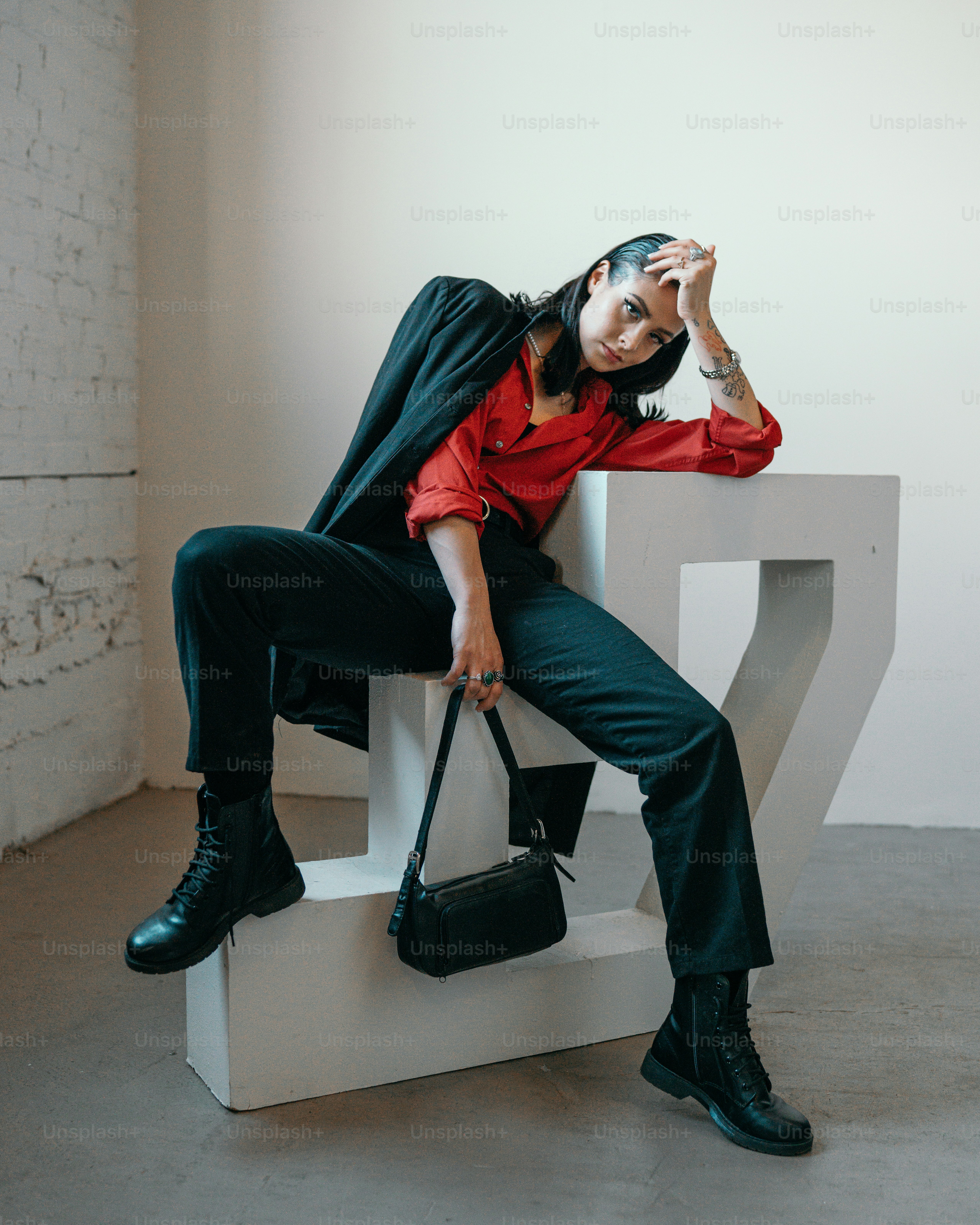 Foto Una persona sentada en un banco – Femenino Imagen en Unsplash