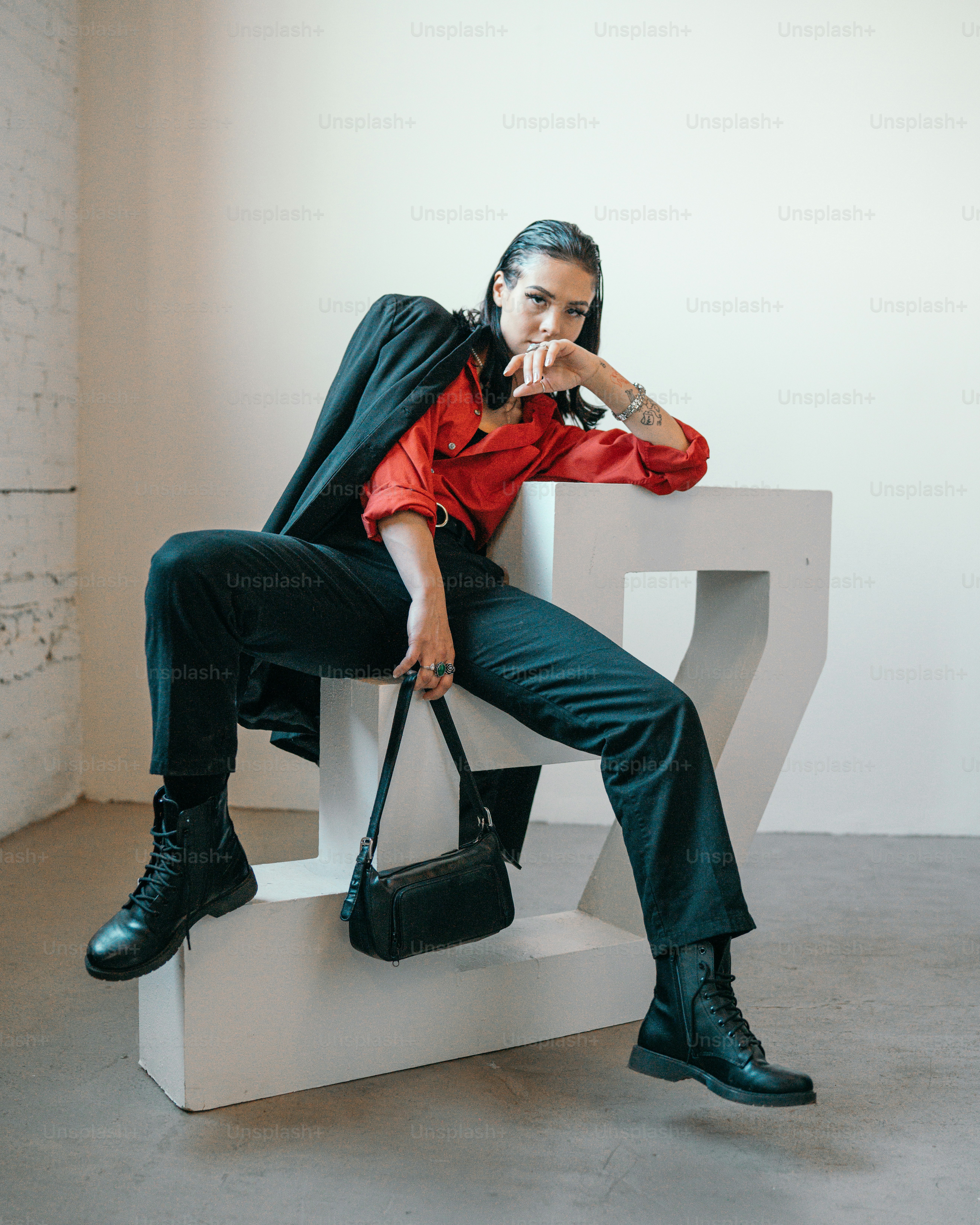 Foto Una persona sentada en una silla – En el estudio Imagen en Unsplash