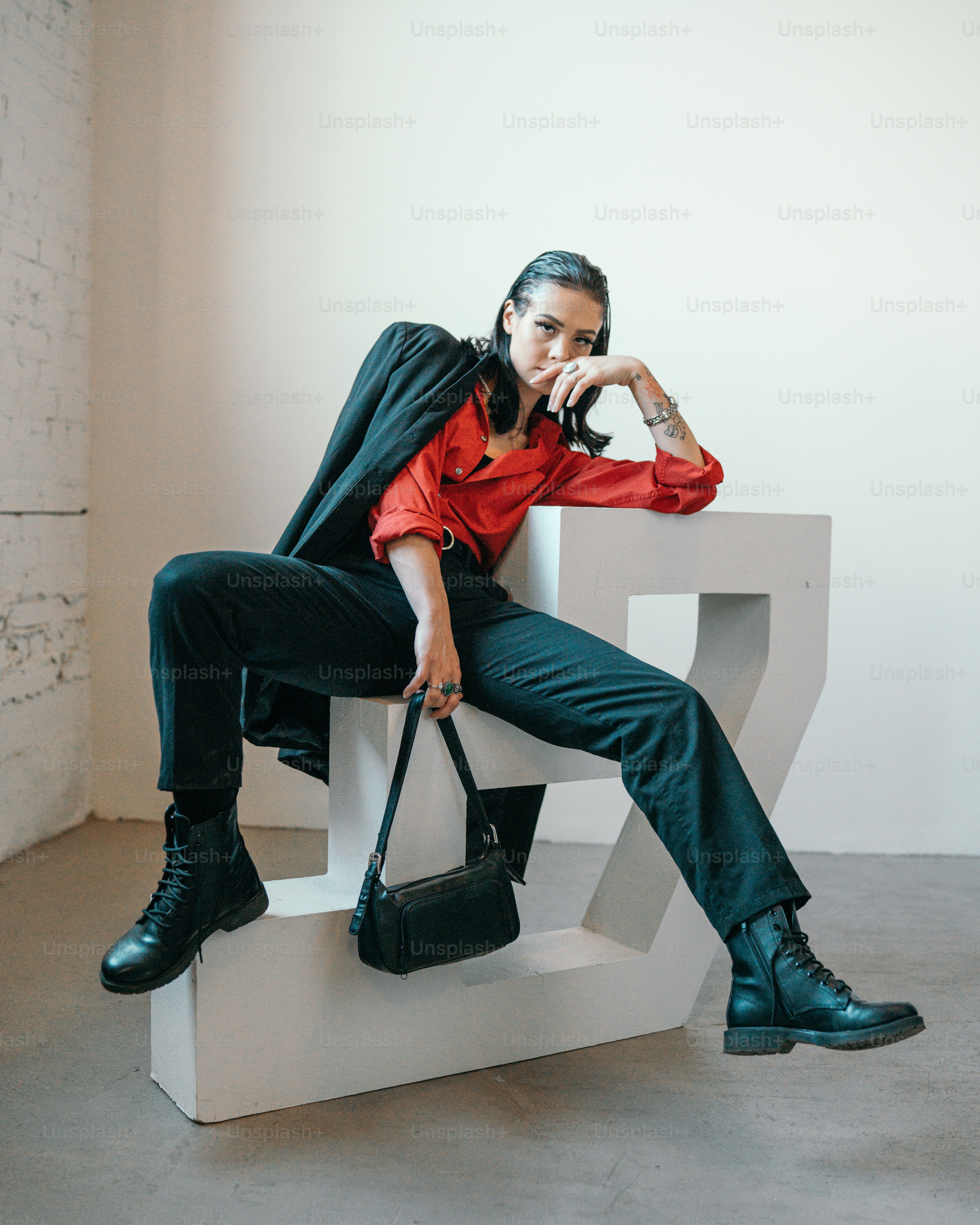 Une personne assise sur un banc qui parle au téléphone cellulaire photo ...