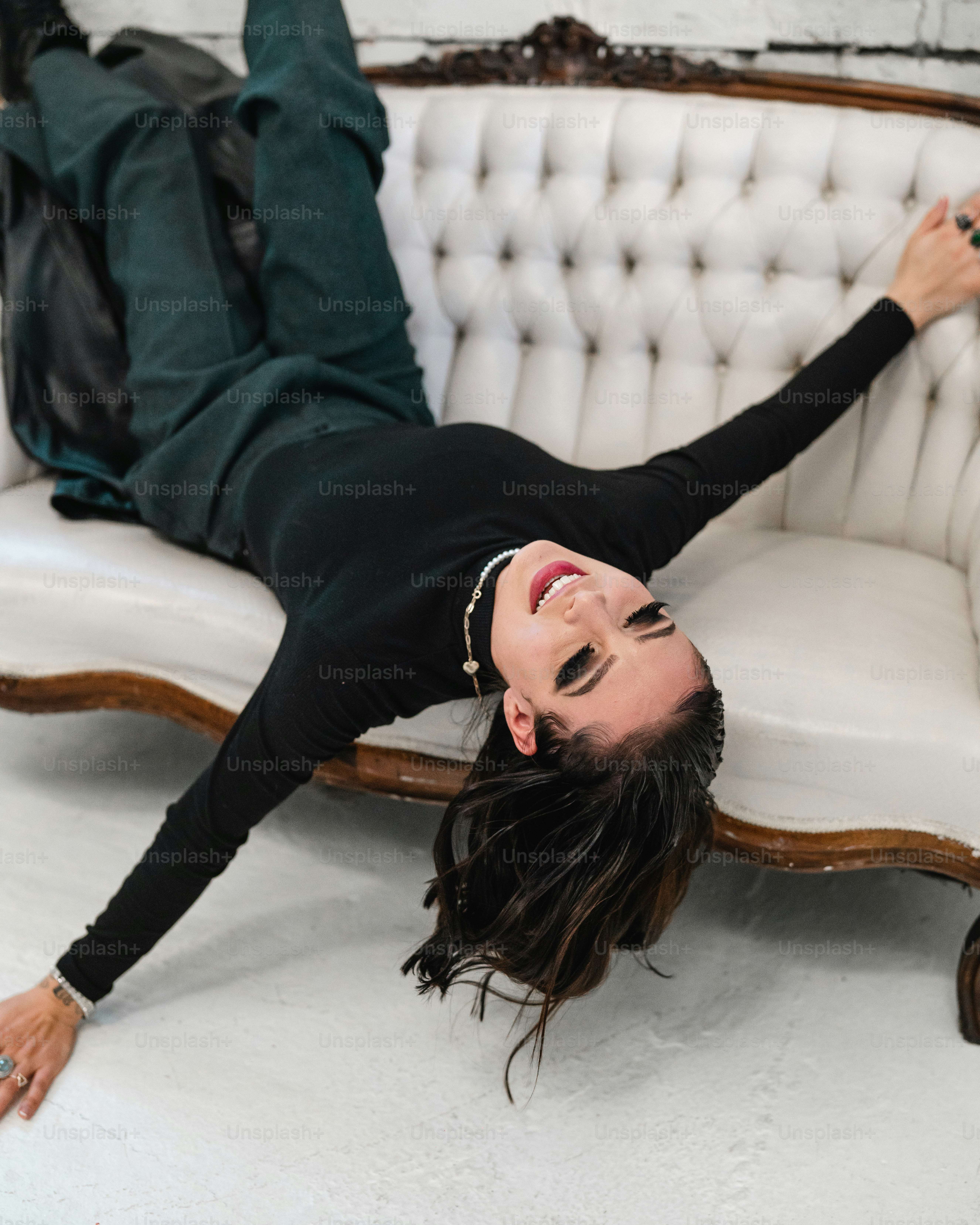 Una persona acostada en un sofá foto – Imagen de Estilo en Unsplash