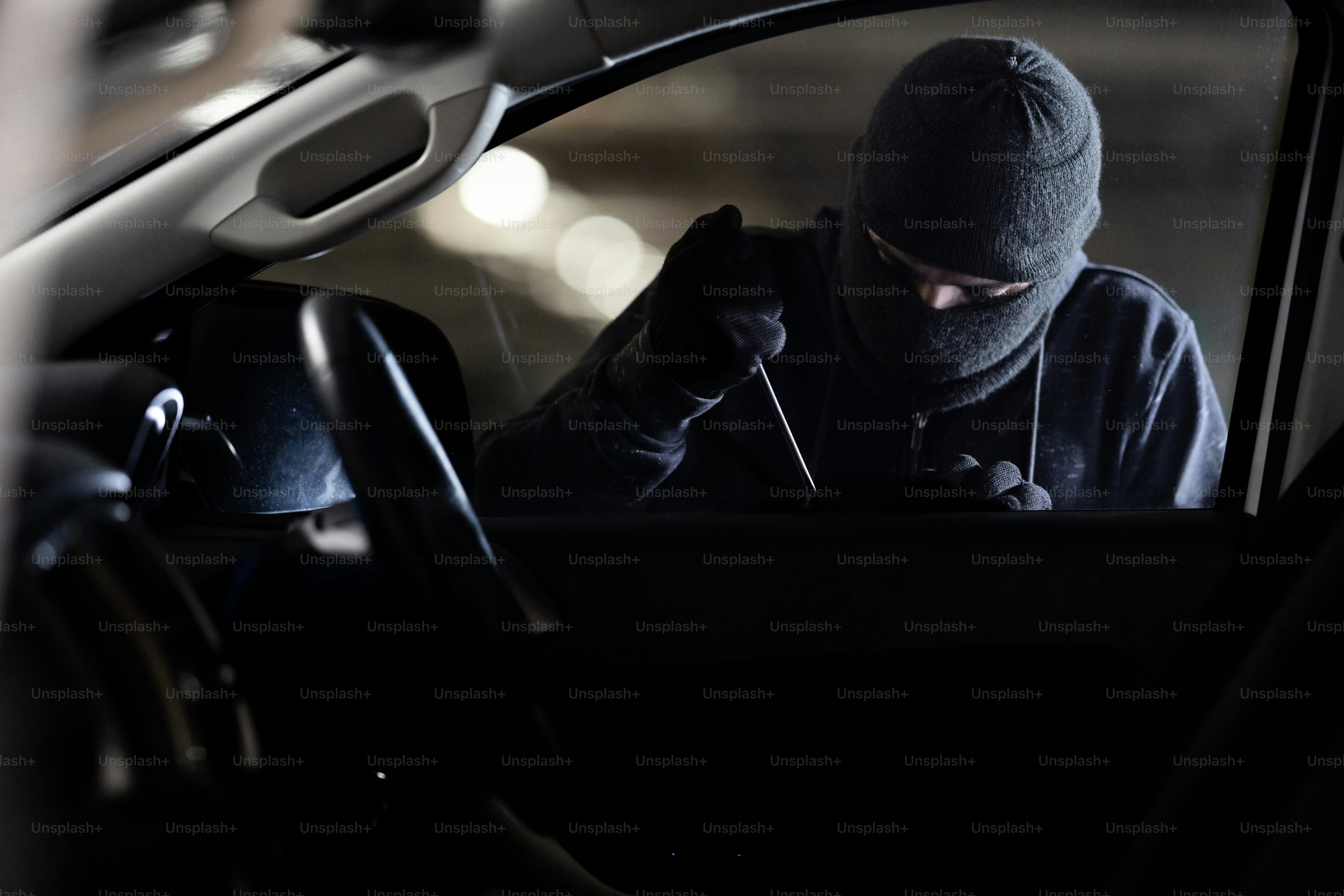 The robbers robbed the car in the parking lot at night. photo – Crime ...