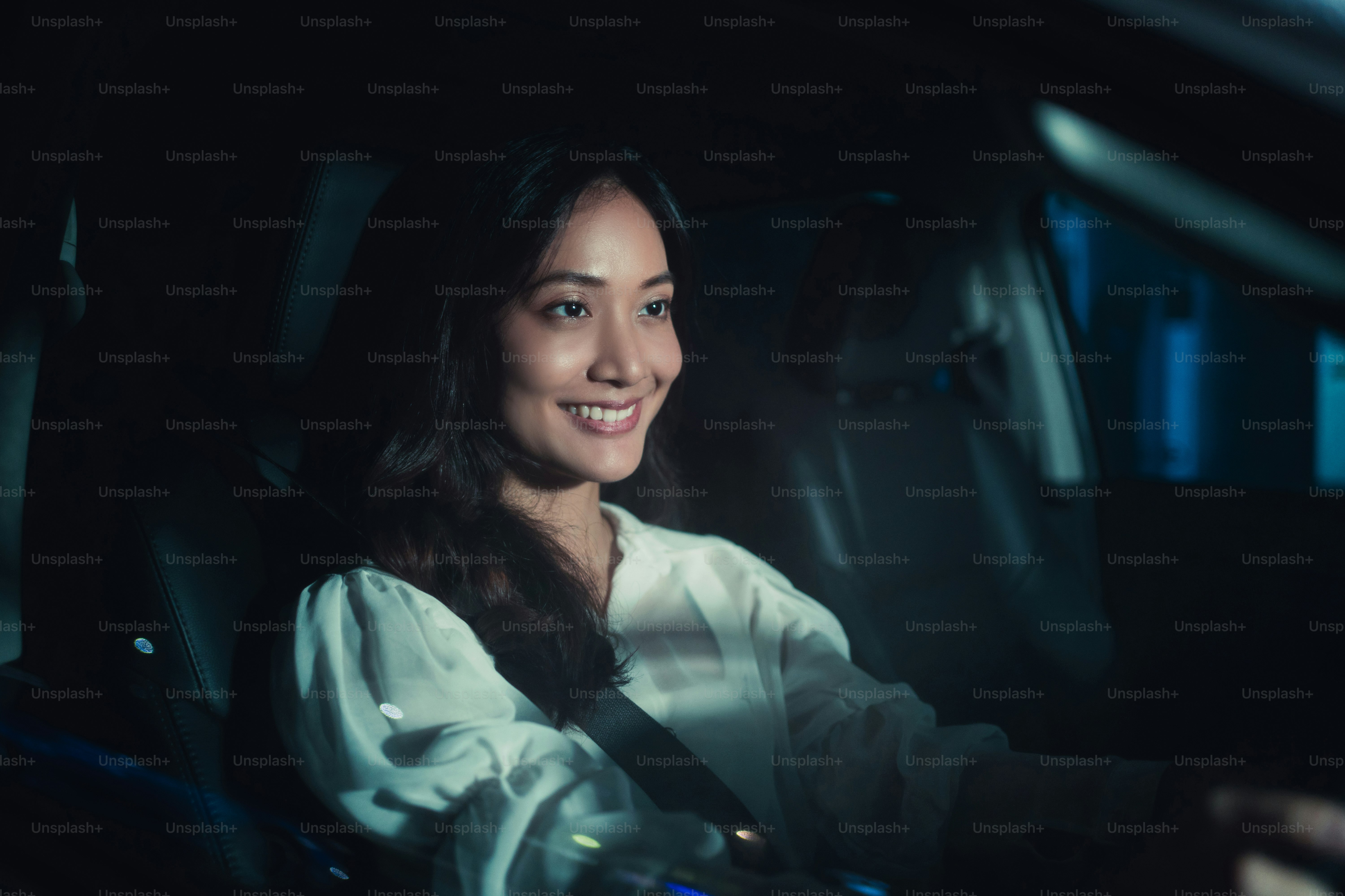 Asian woman is driving alone in the night. photo – Car at night Image ...