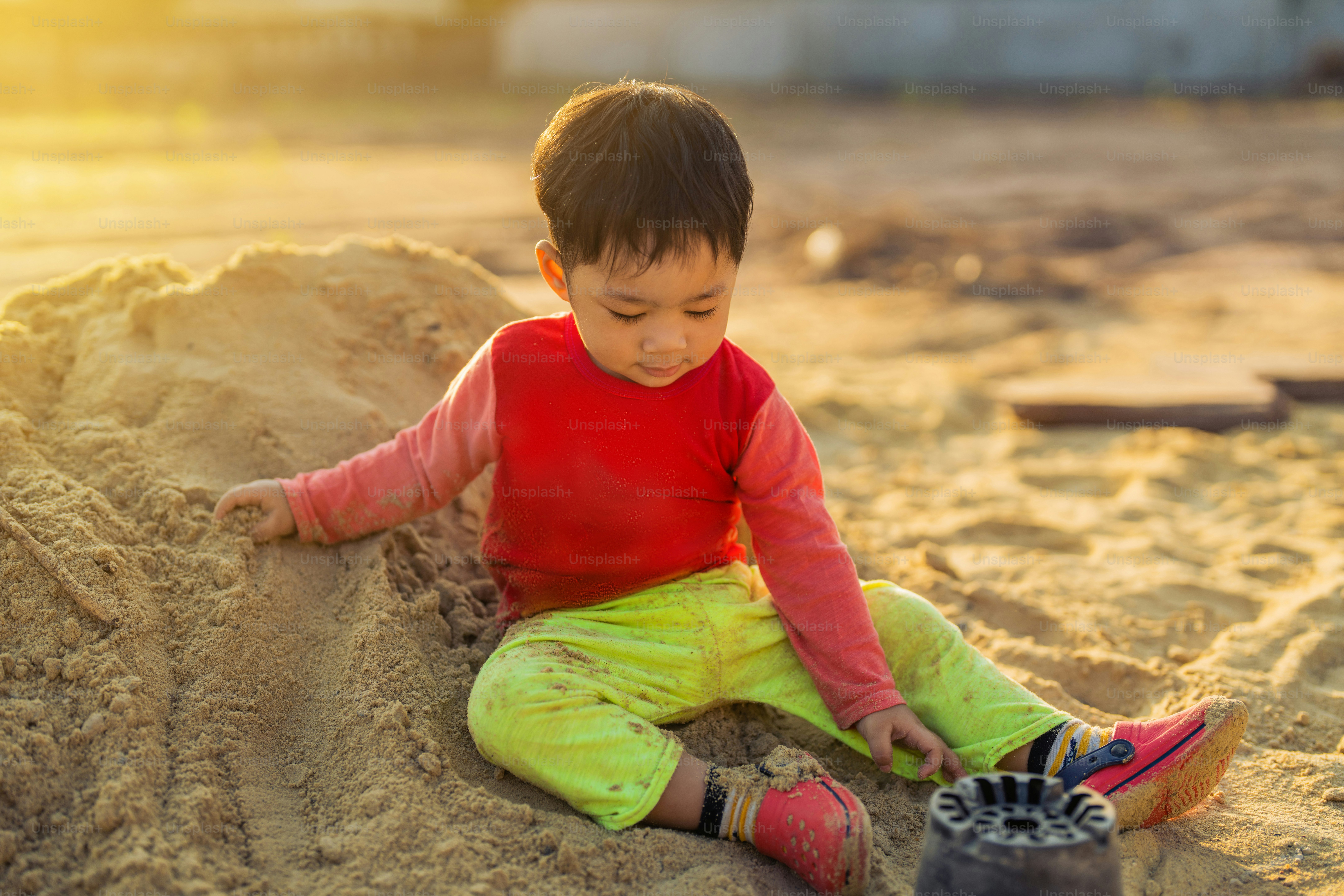 Young children asian sand play outdoor photo – Toy Image on Unsplash