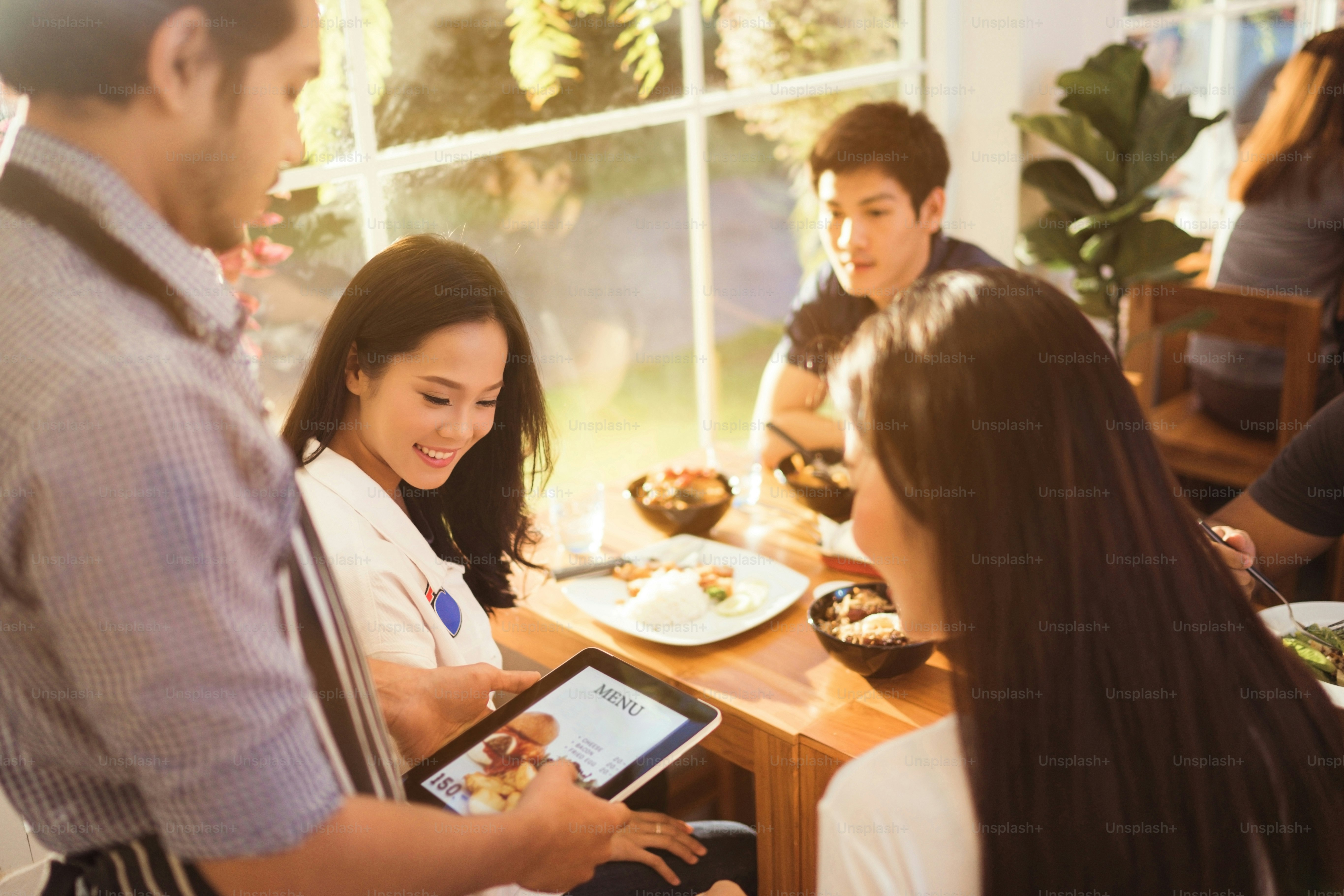 People Dining Pictures | Download Free Images on Unsplash