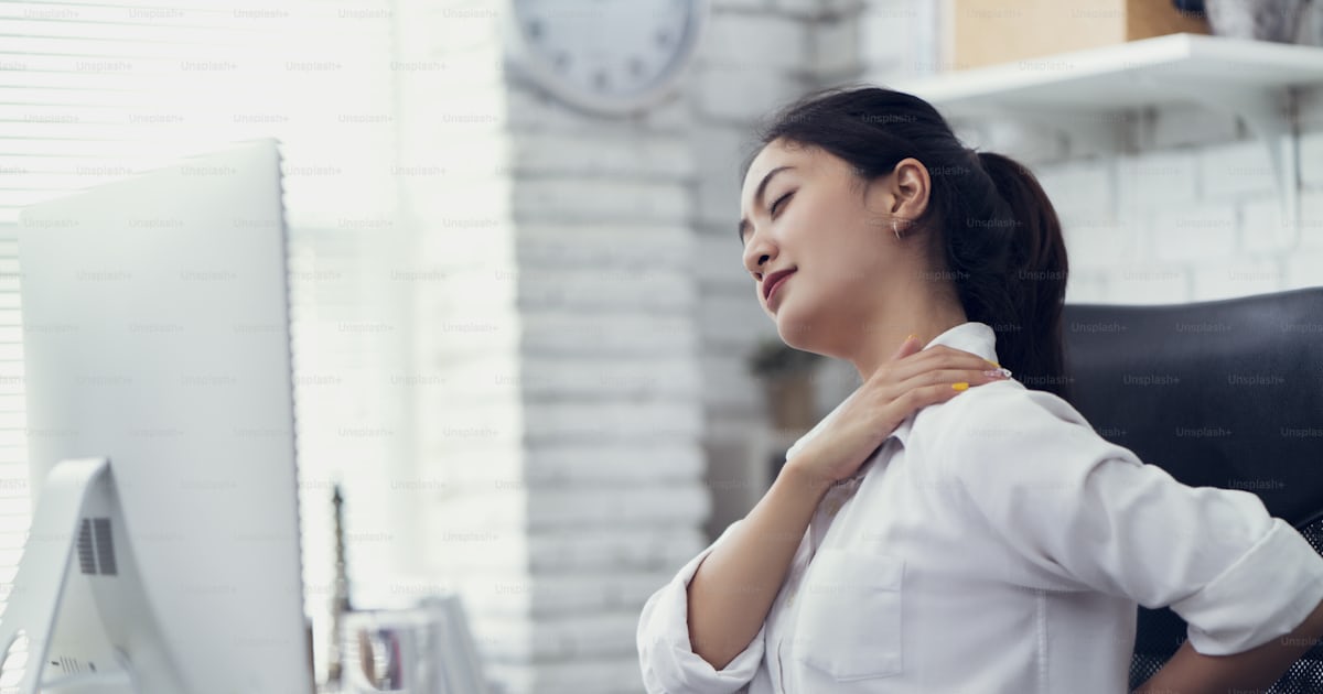 아시아 여성 일에서 아픔 그녀는 긴장을 풀고 싶다고 느꼈다 사진 Unsplash의 종업원 이미지