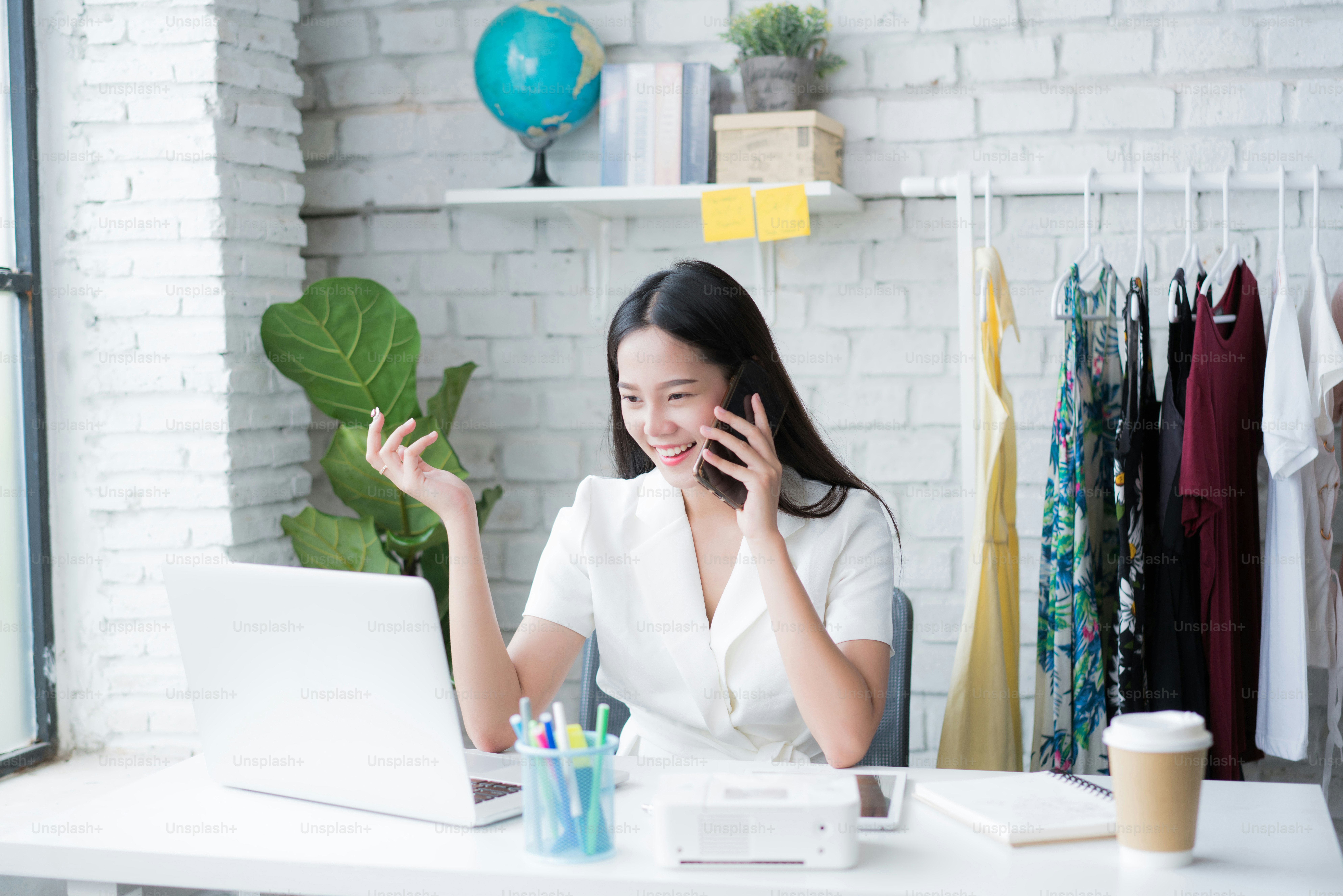 Vendeur en ligne Expliquez aux clients au téléphone. photo – Image de ...