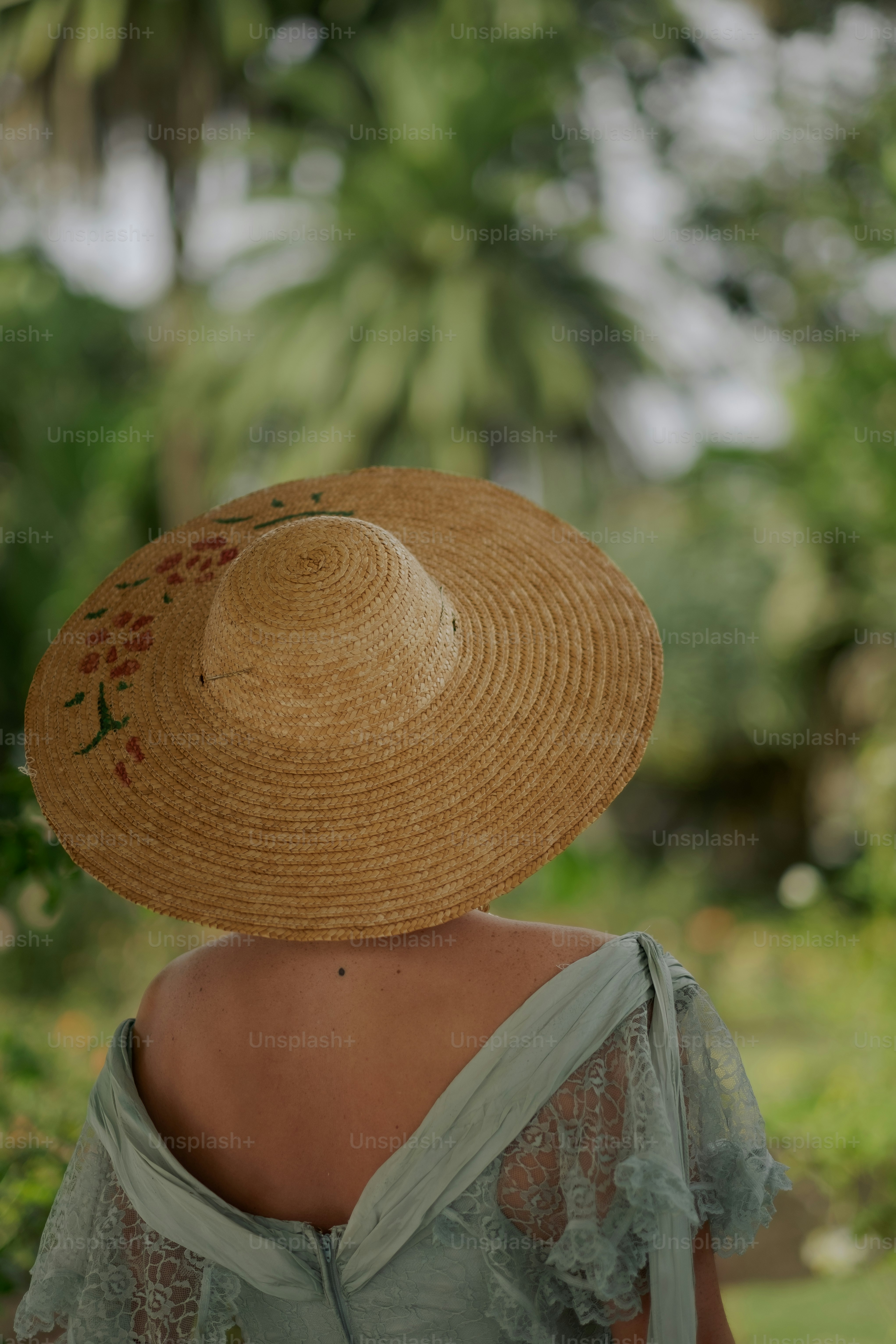 Foto Una persona sosteniendo un coco – Sombrero Imagen en Unsplash