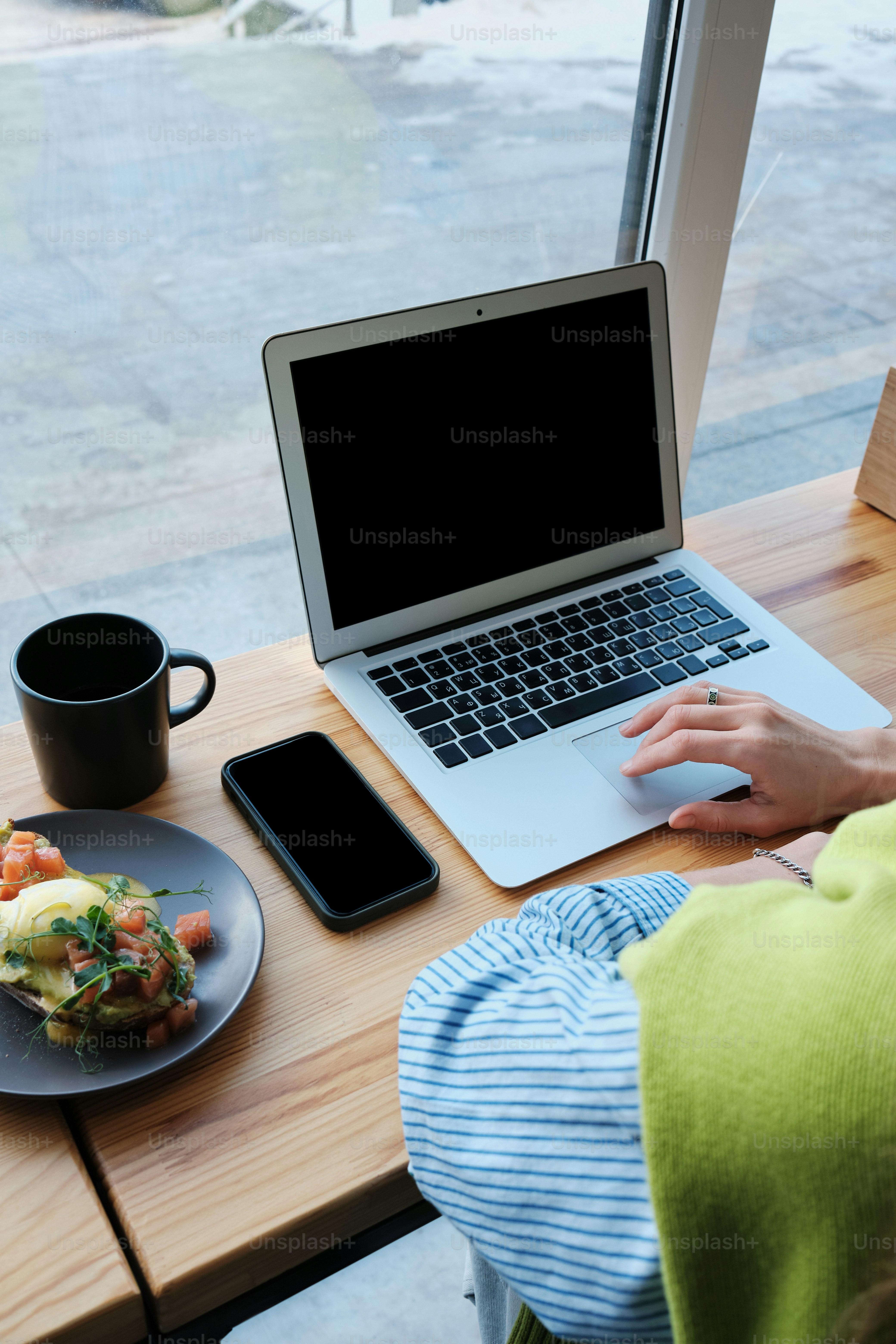 une personne utilisant un ordinateur portable photo – Femme Photo sur ...