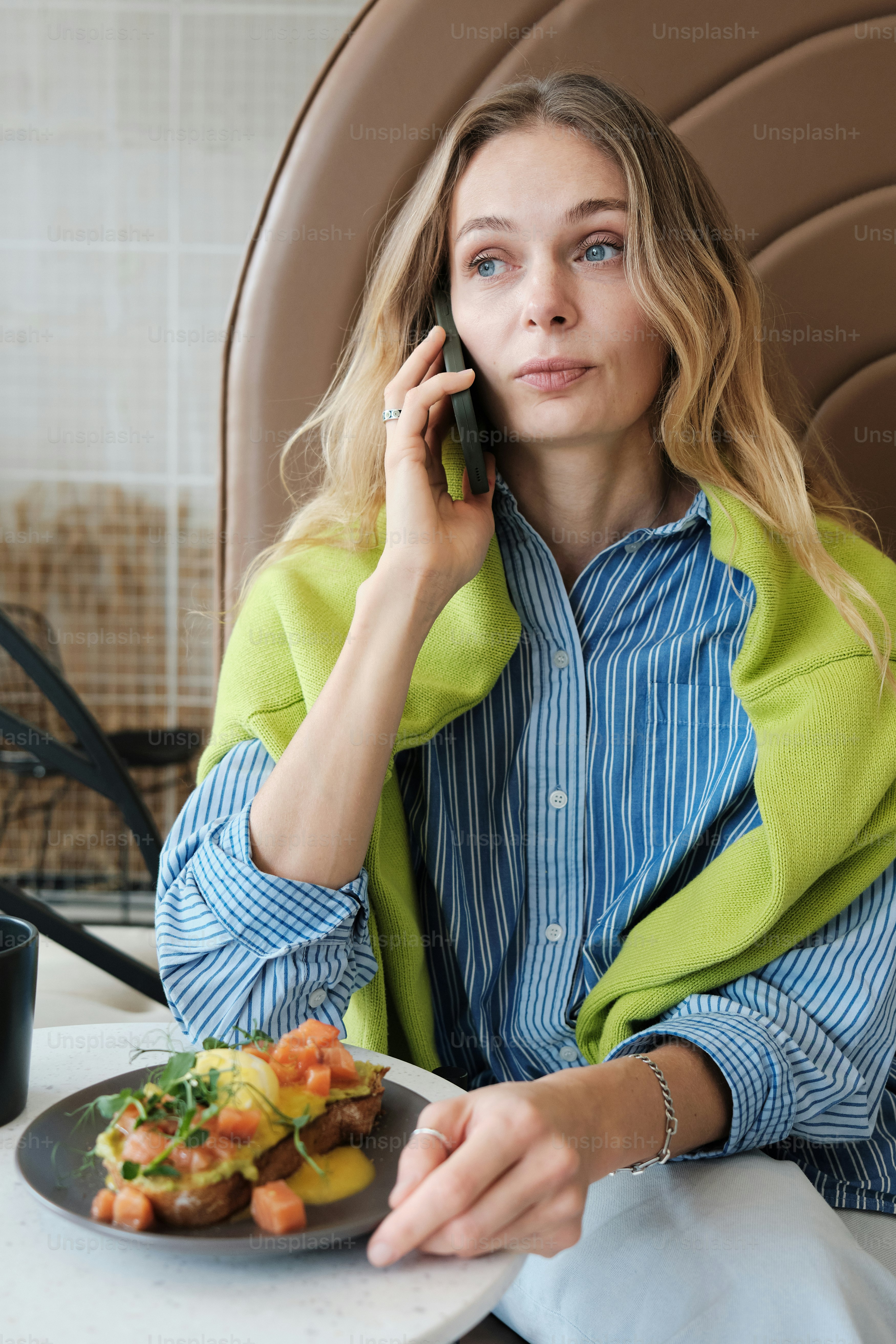 A person talking on a cell phone photo – Cafe Image on Unsplash