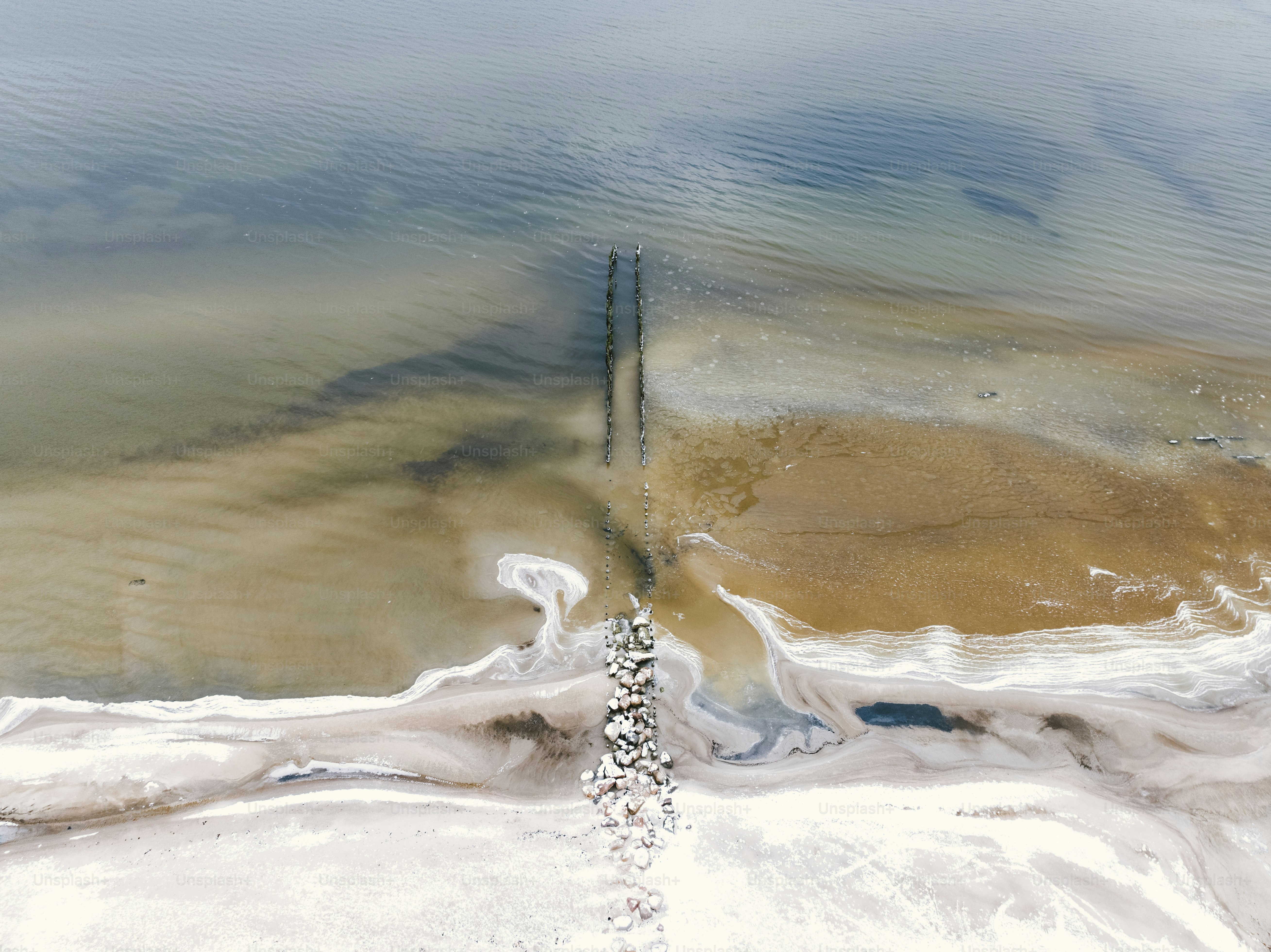 Une vague s’écrasant sur une plage photo – Froid Photo sur Unsplash