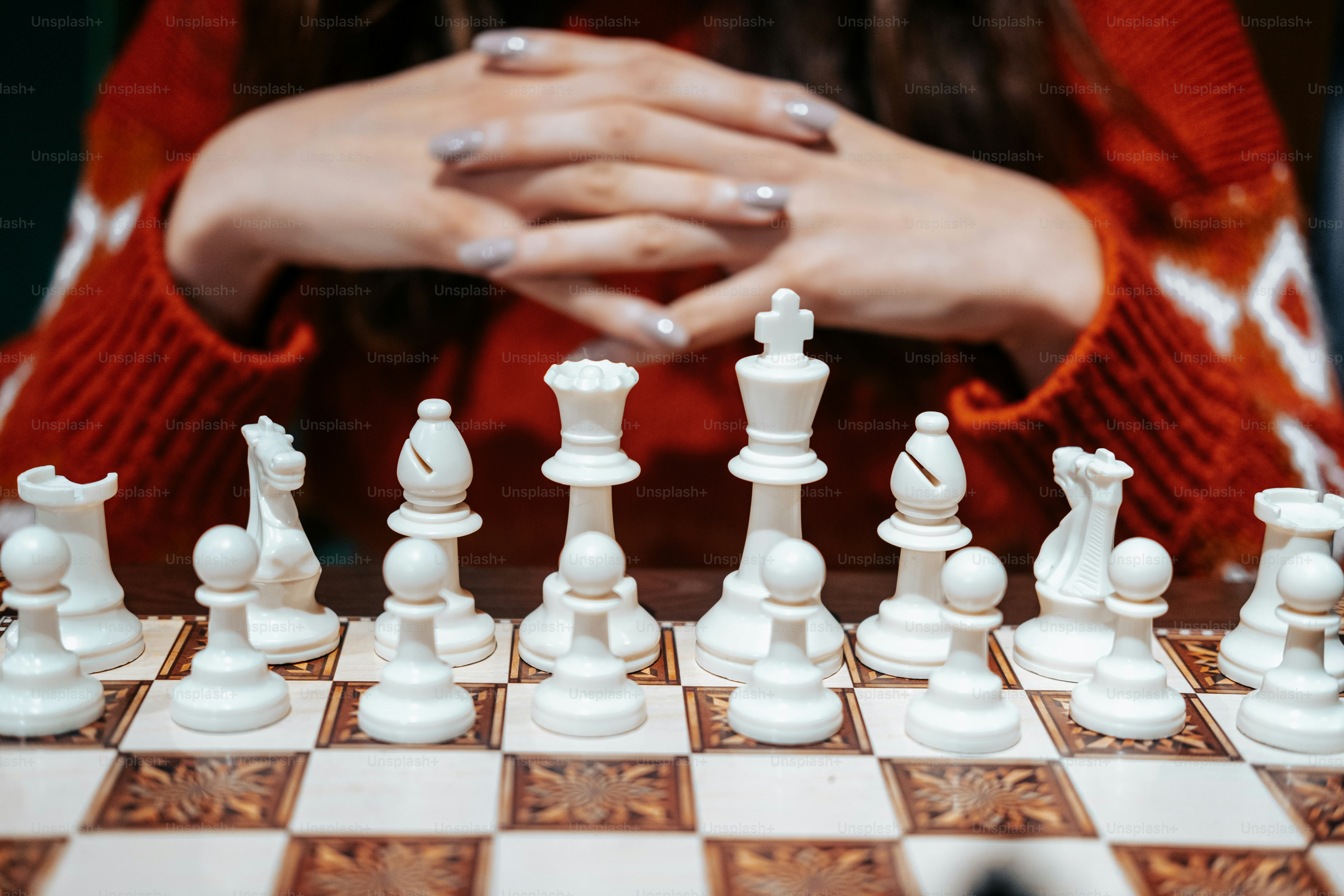 Una persona jugando al ajedrez foto – Imagen de Estrategias en Unsplash