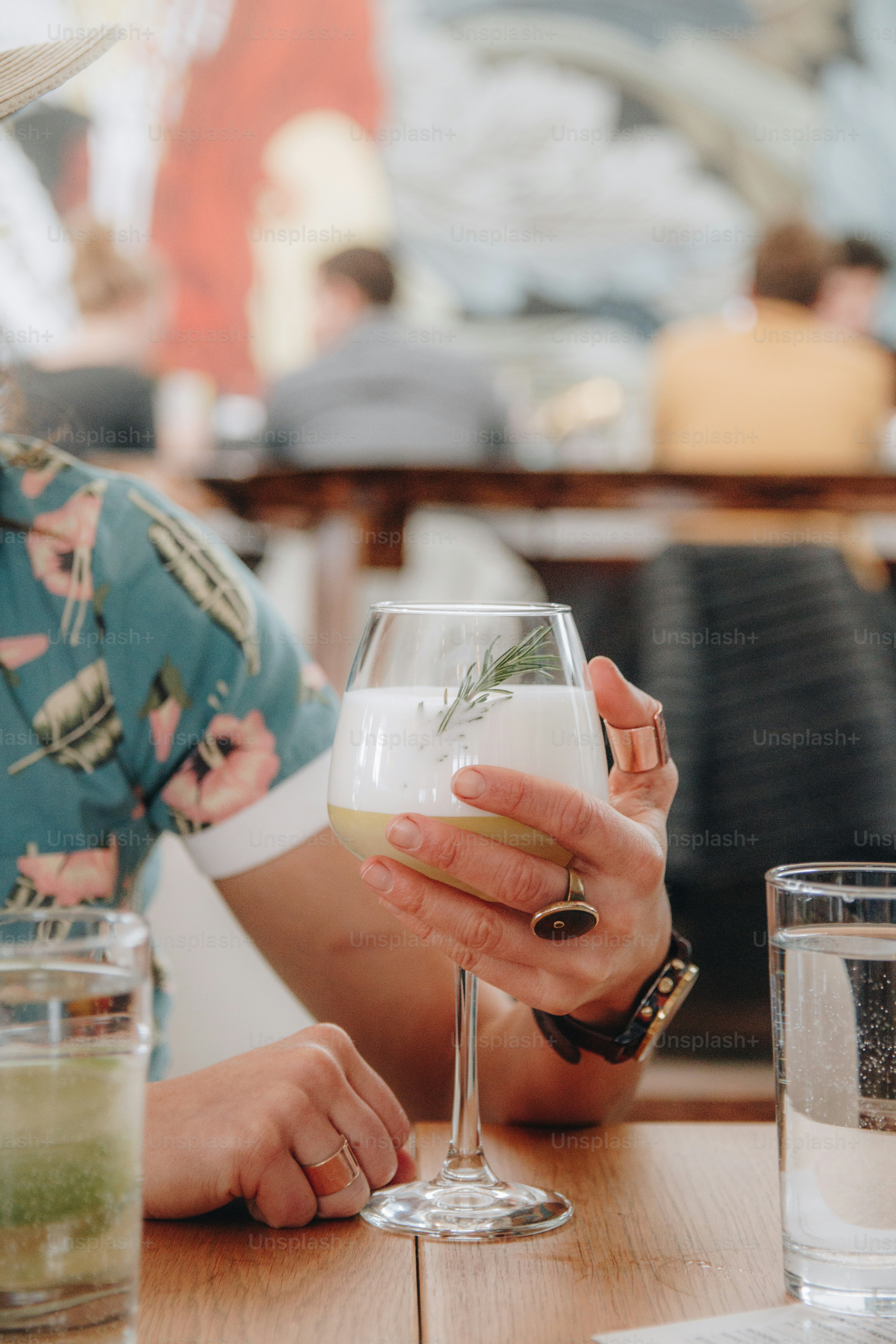 30k+ People Drinking Pictures | Download Free Images on Unsplash