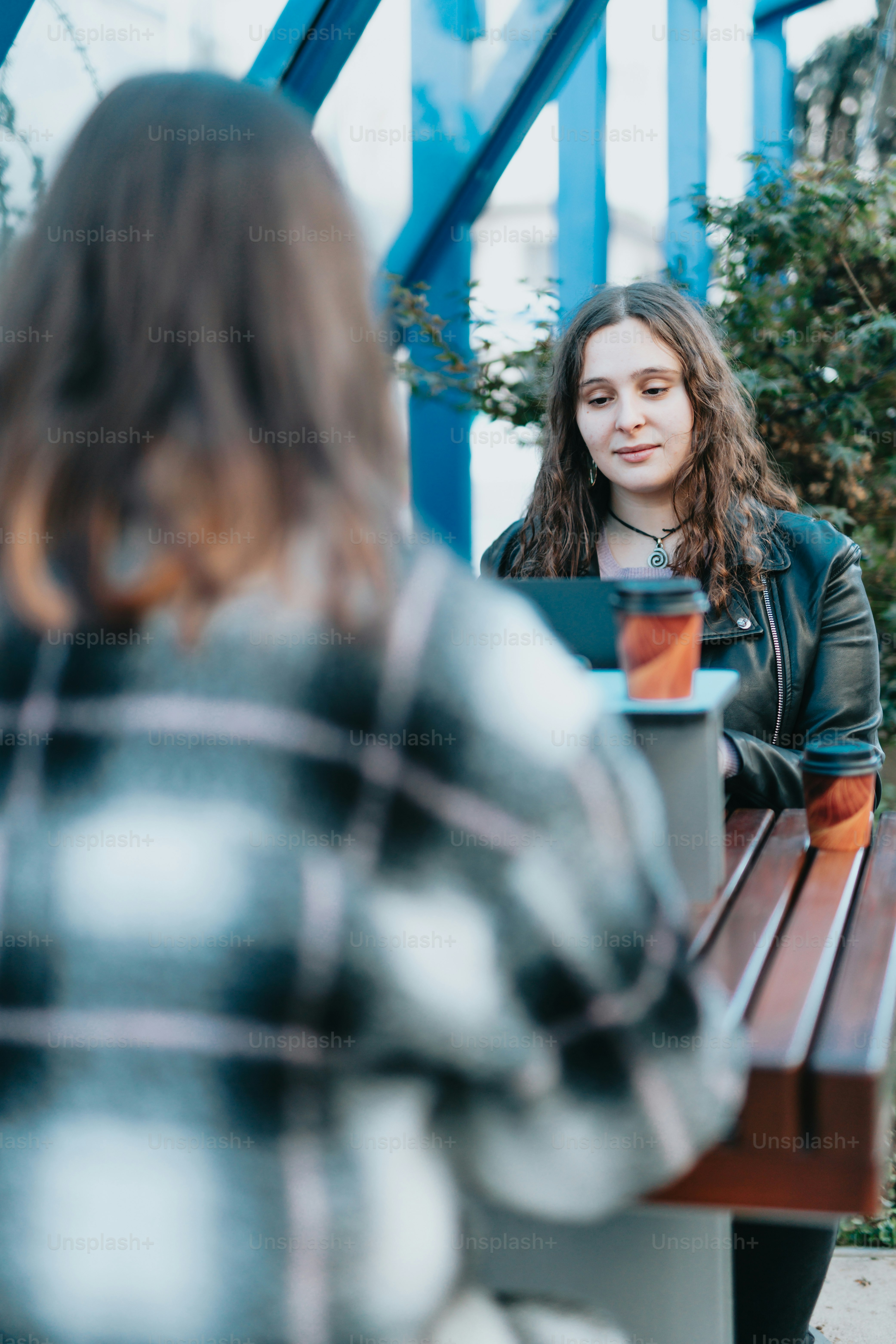 Foto Una persona sentada en un banco – Negocio Imagen en Unsplash