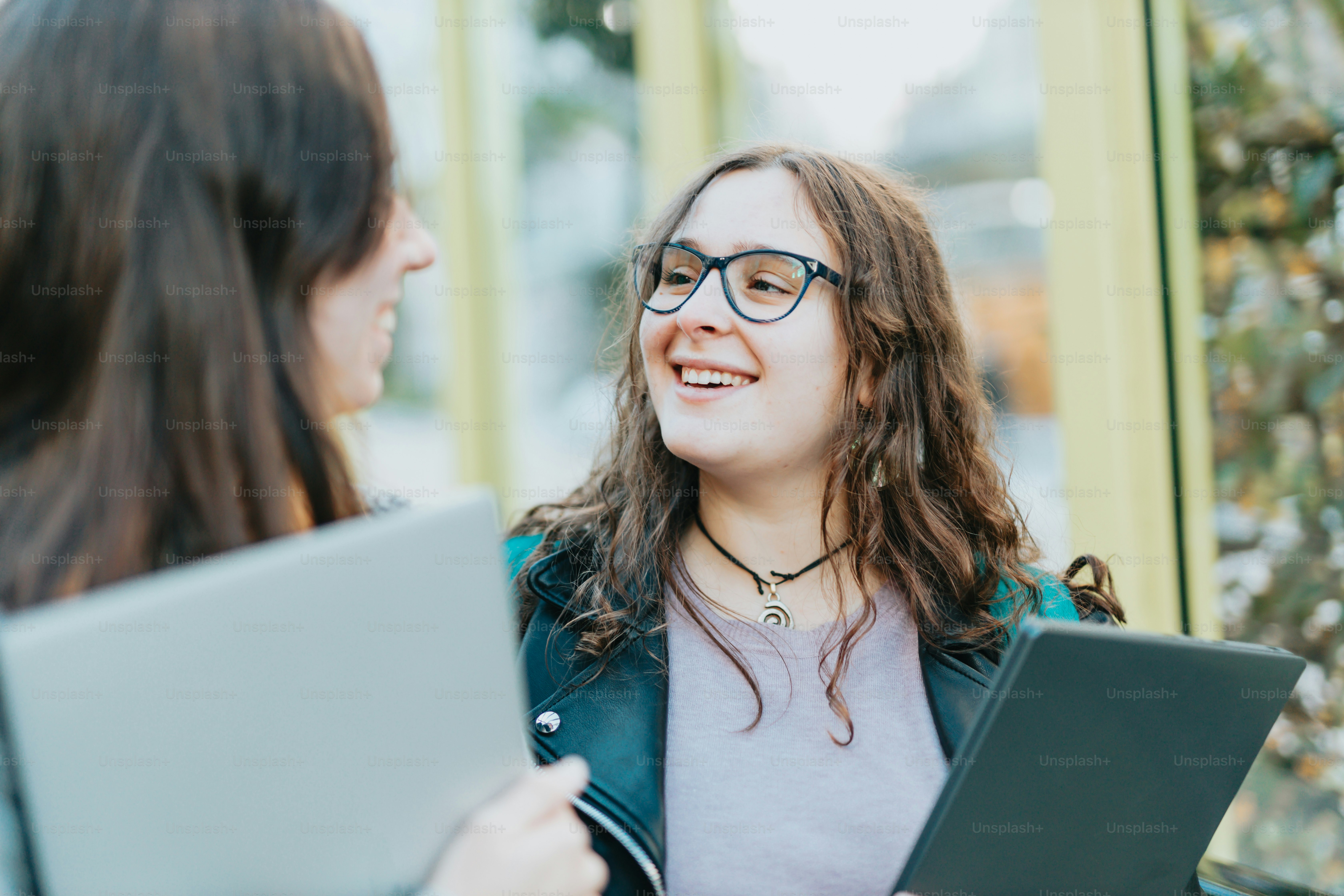 A woman looking at a laptop photo – Happy Image on Unsplash