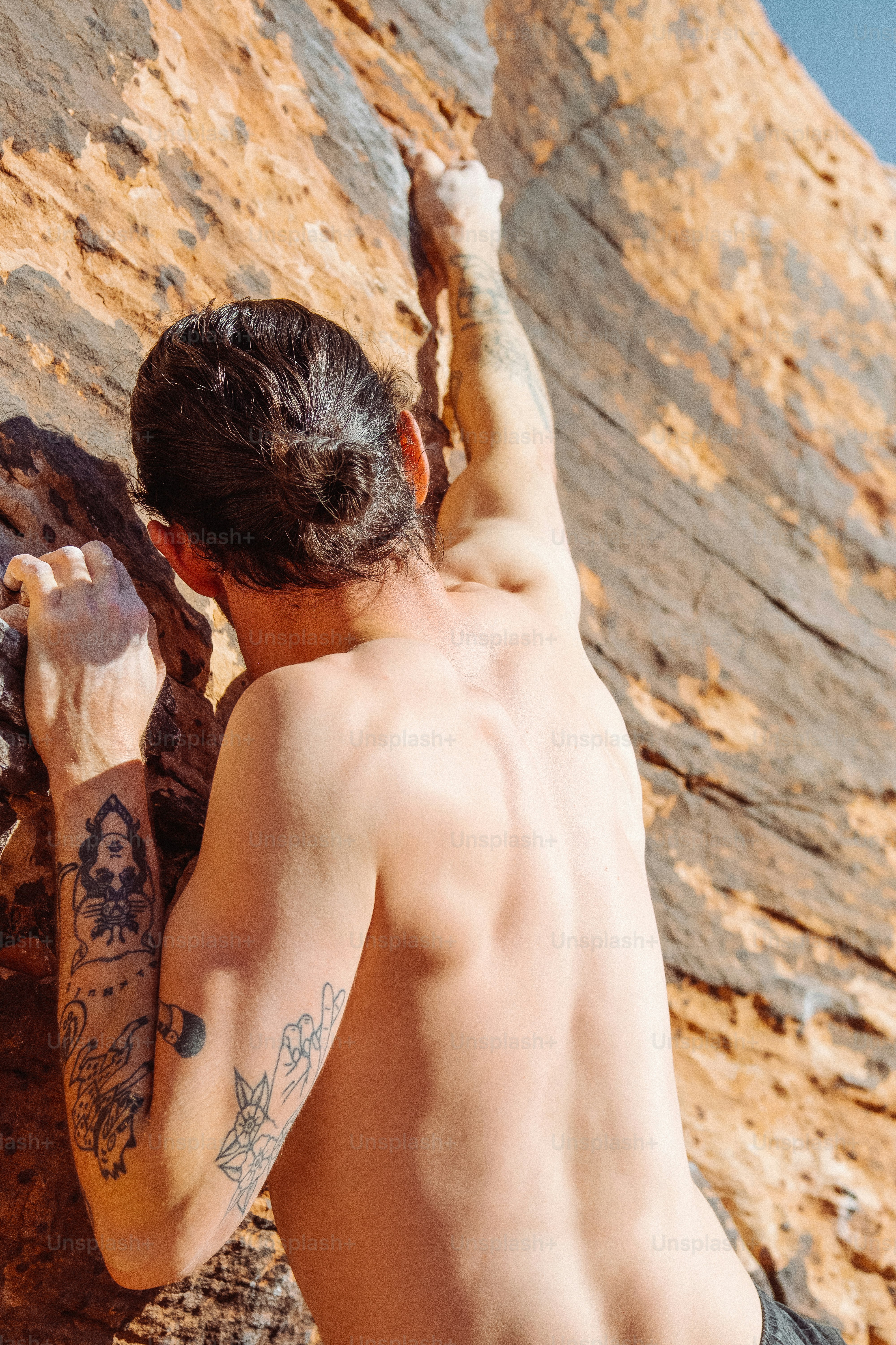 Une personne avec des tatouages sur le dos photo – Image de Pénible sur ...