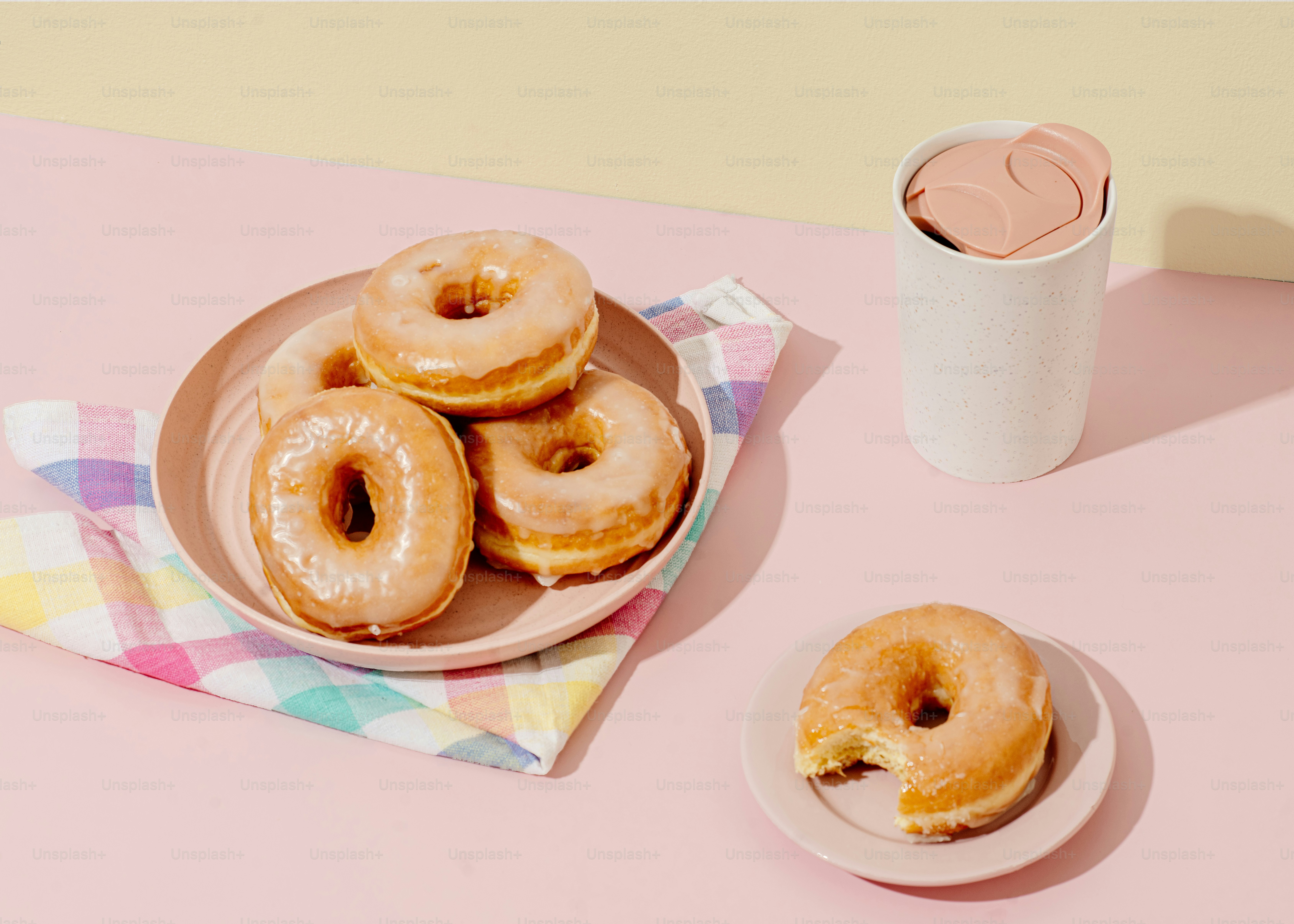 Un plato de donas y una taza de café foto – Imagen de Café en Unsplash