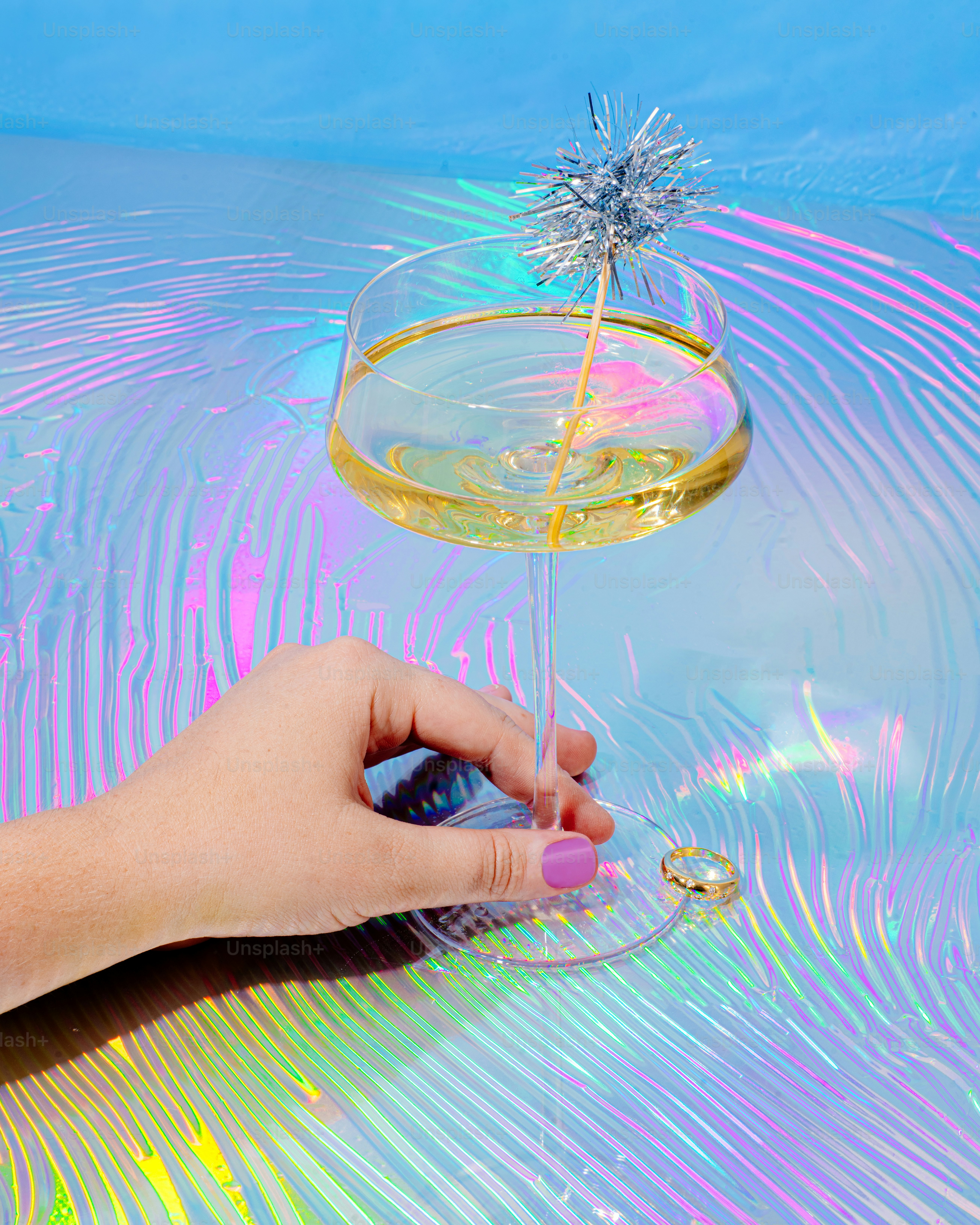 Une main tenant une bulle colorée photo – Image de Parti sur Unsplash