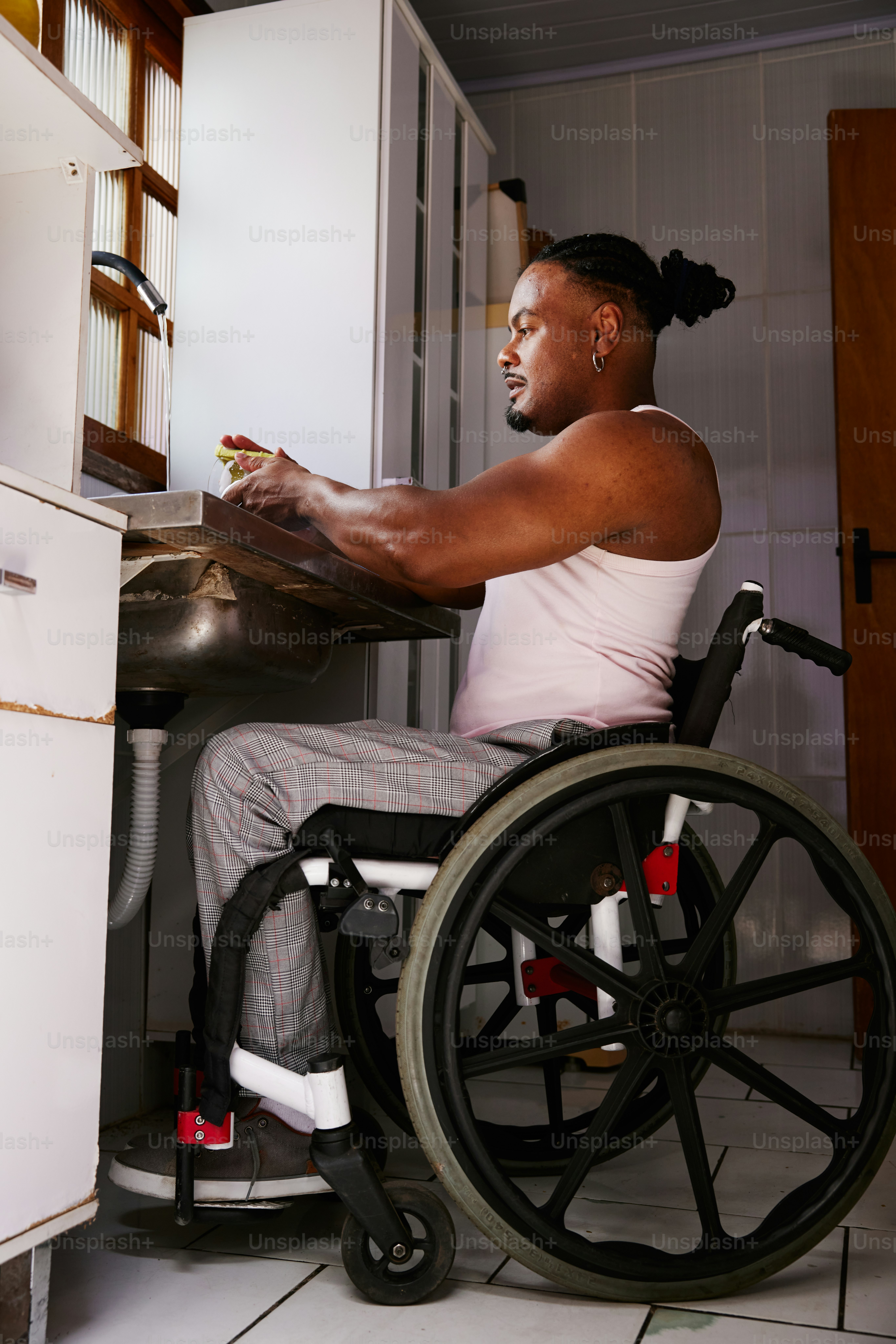 Une femme en fauteuil roulant dans une cuisine photo – Handicap ...